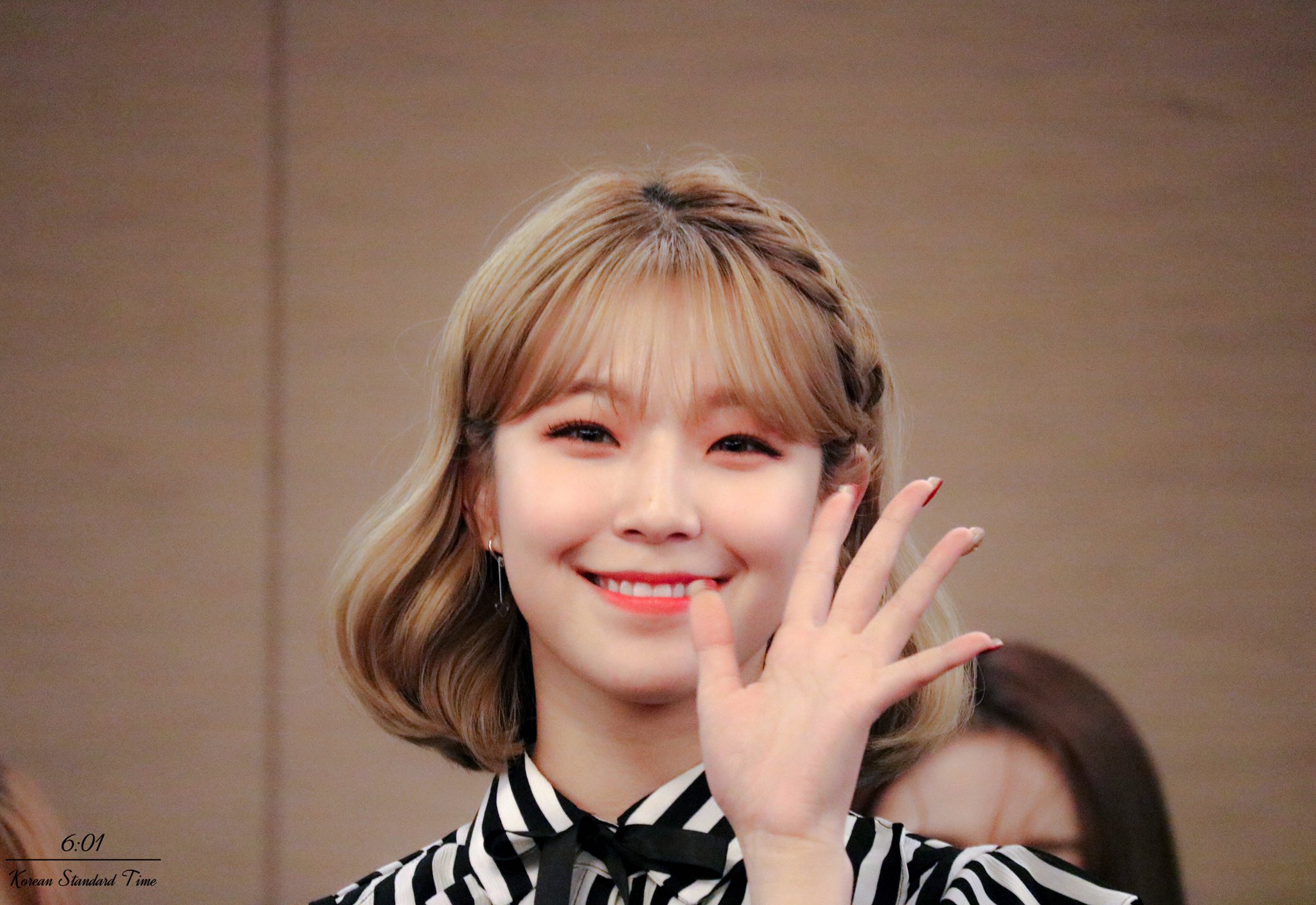 Wave Back At Jiheon | Scrolller