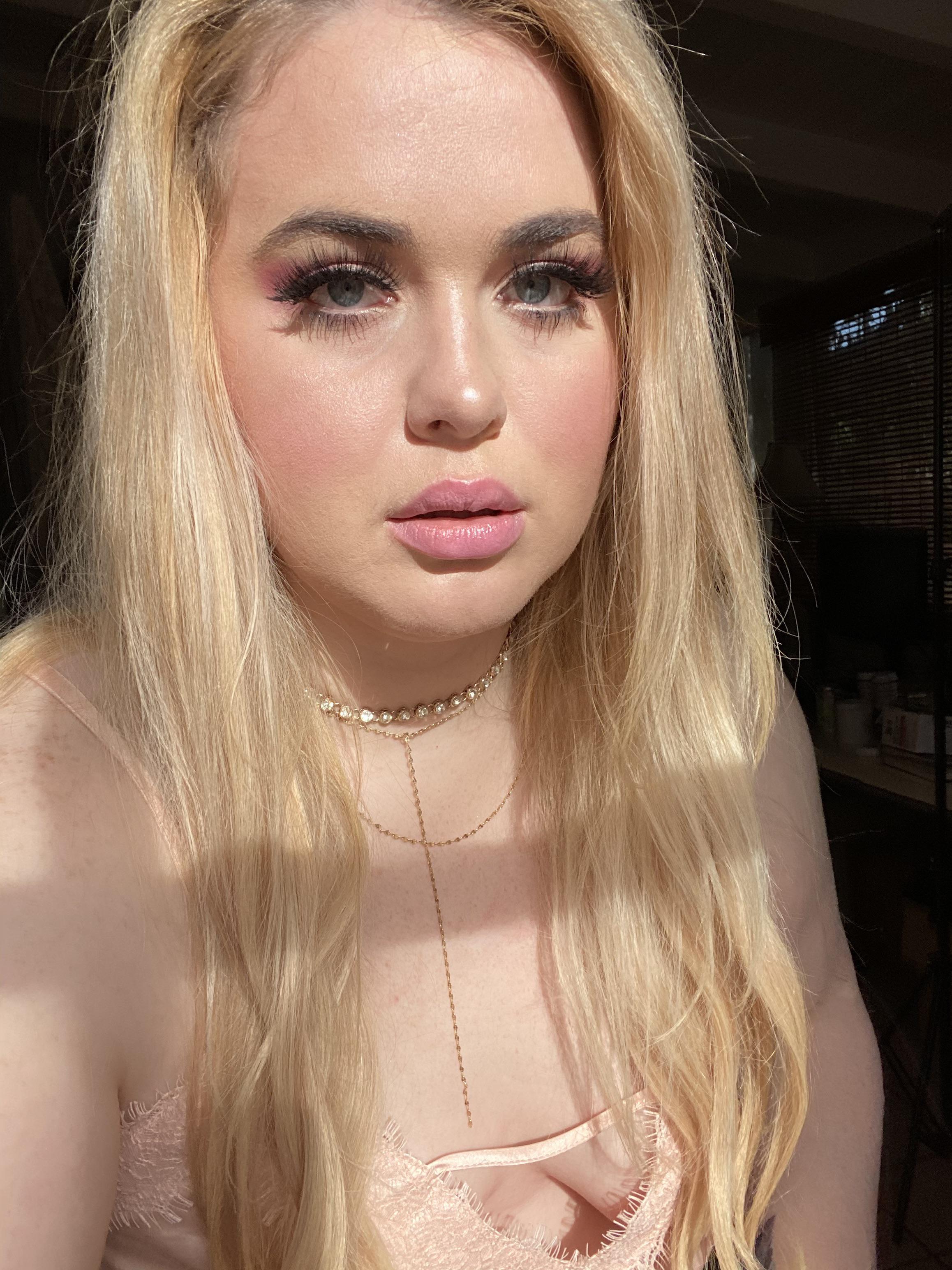 What are your thoughts on makeup? | Scrolller