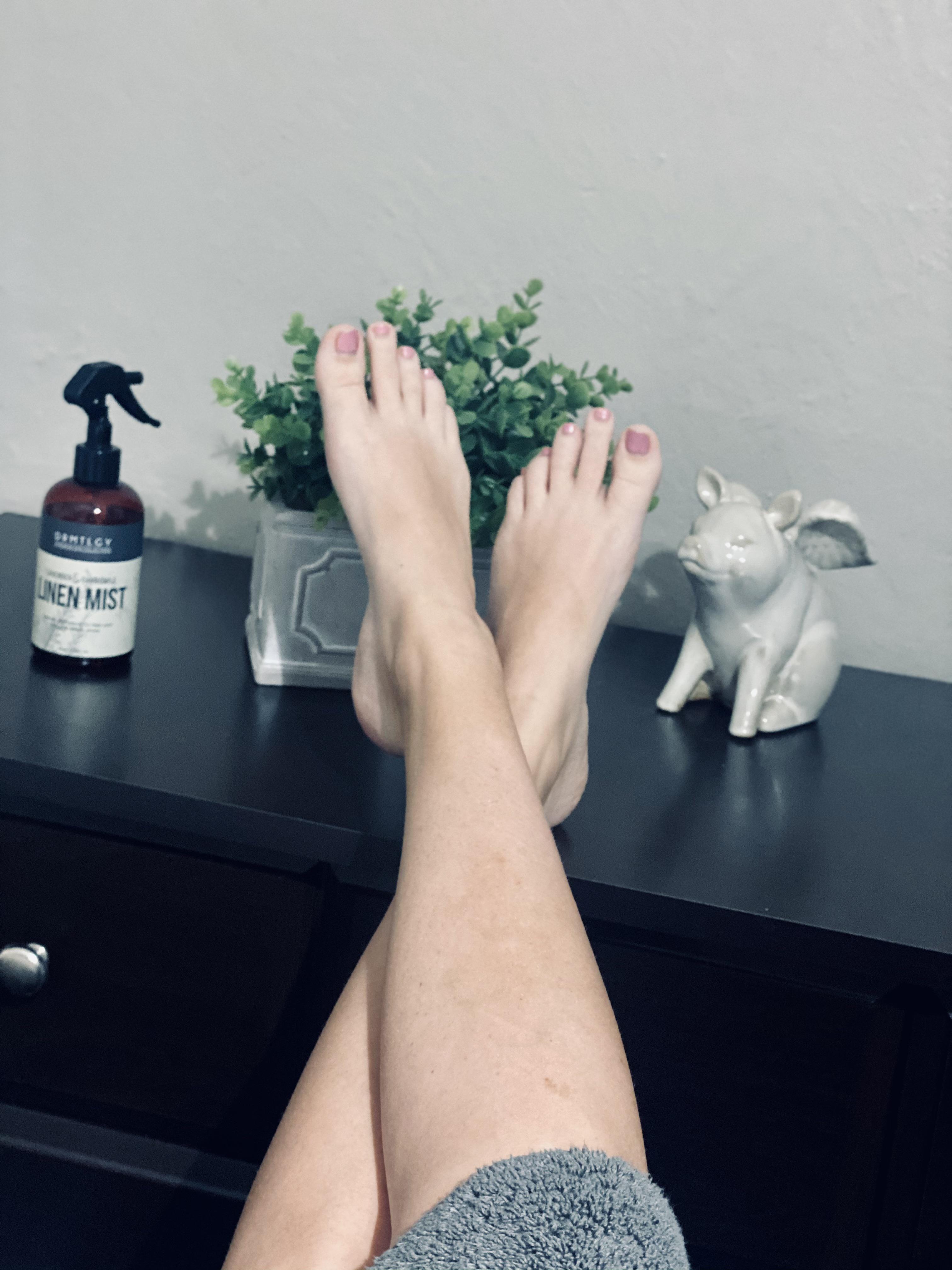 What color should I paint my toes?🤔 I can’t decide! | Scrolller