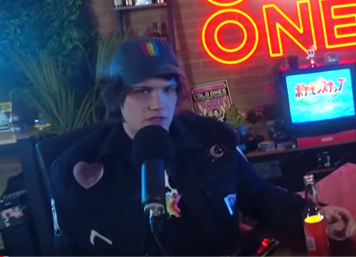 what jacket is max wearing | Scrolller