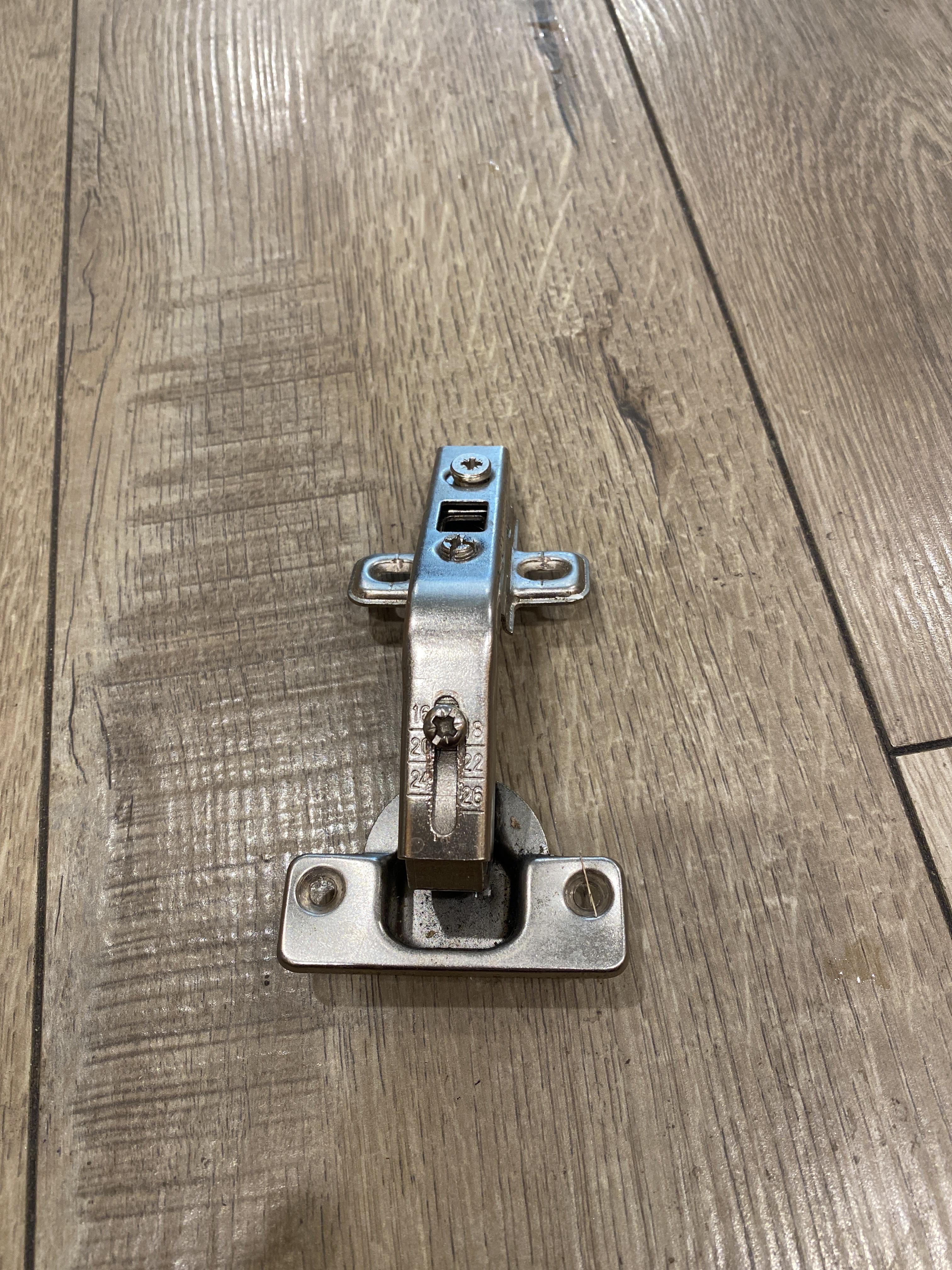 What kind of hinge is this? | Scrolller