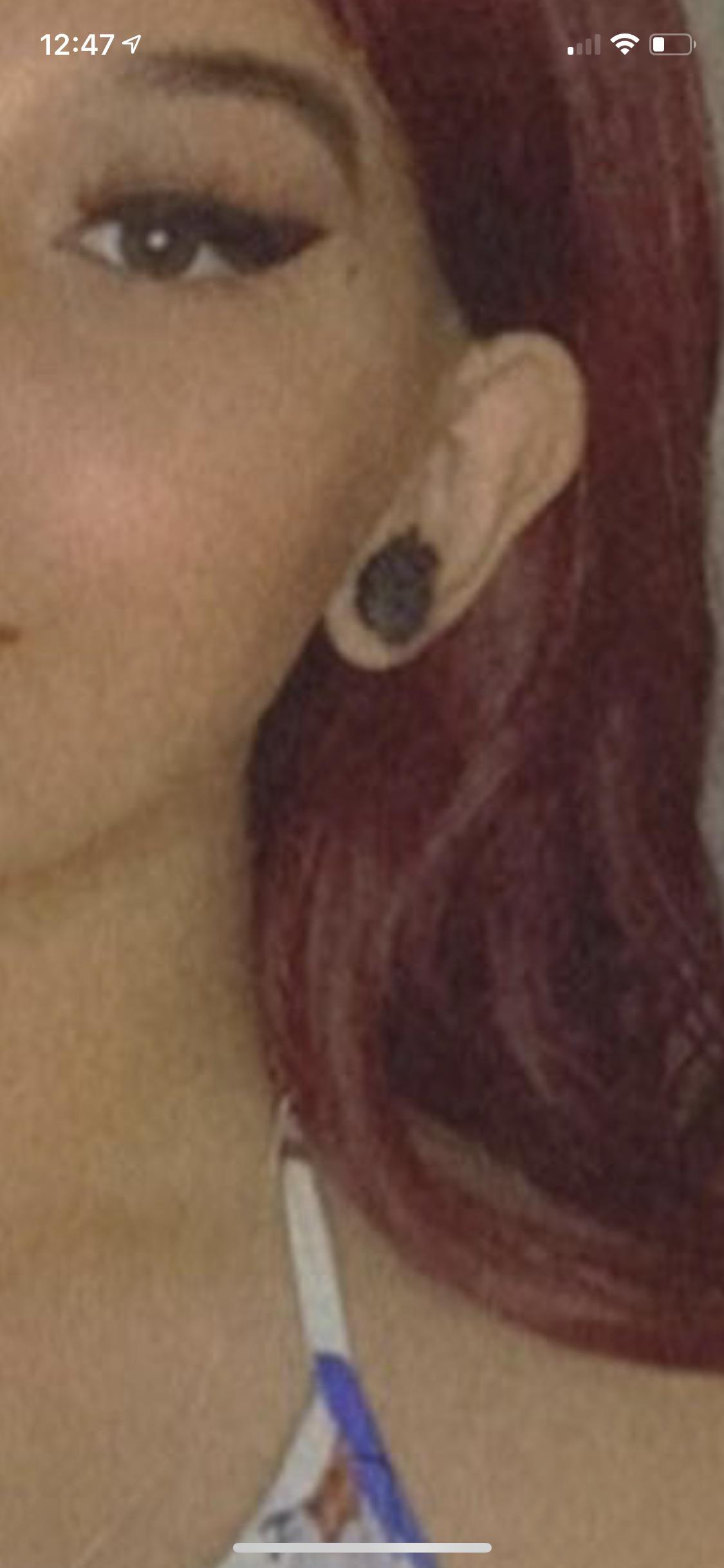 What’s this caca on her ear? | Scrolller