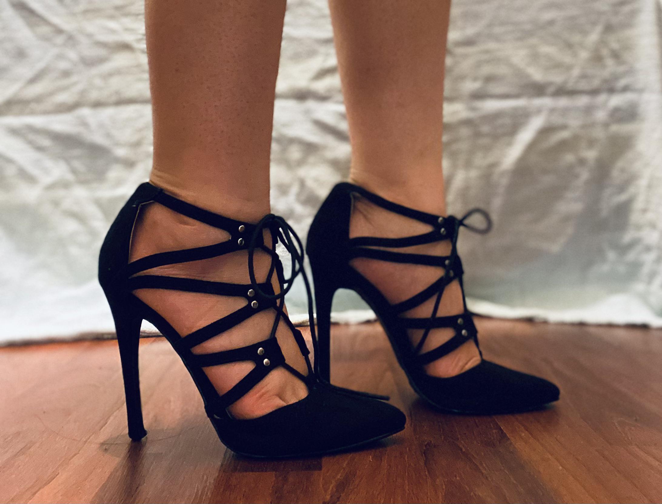 Worship my feet | Scrolller