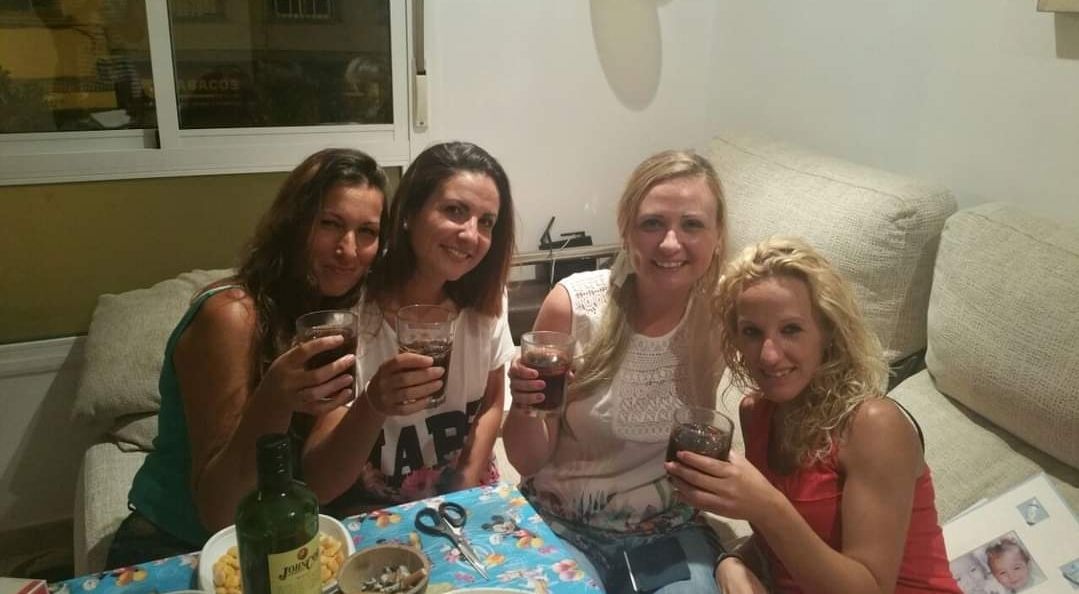 Which 2 alcoholic MILF would you have a threesome? | Scrolller