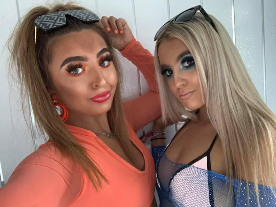 Which are you putting on her knees? | Scrolller