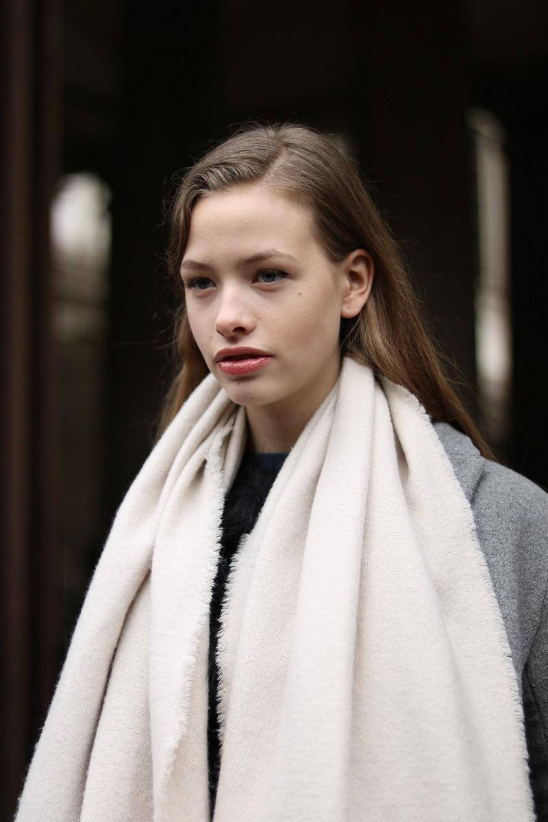 White scarf | Scrolller