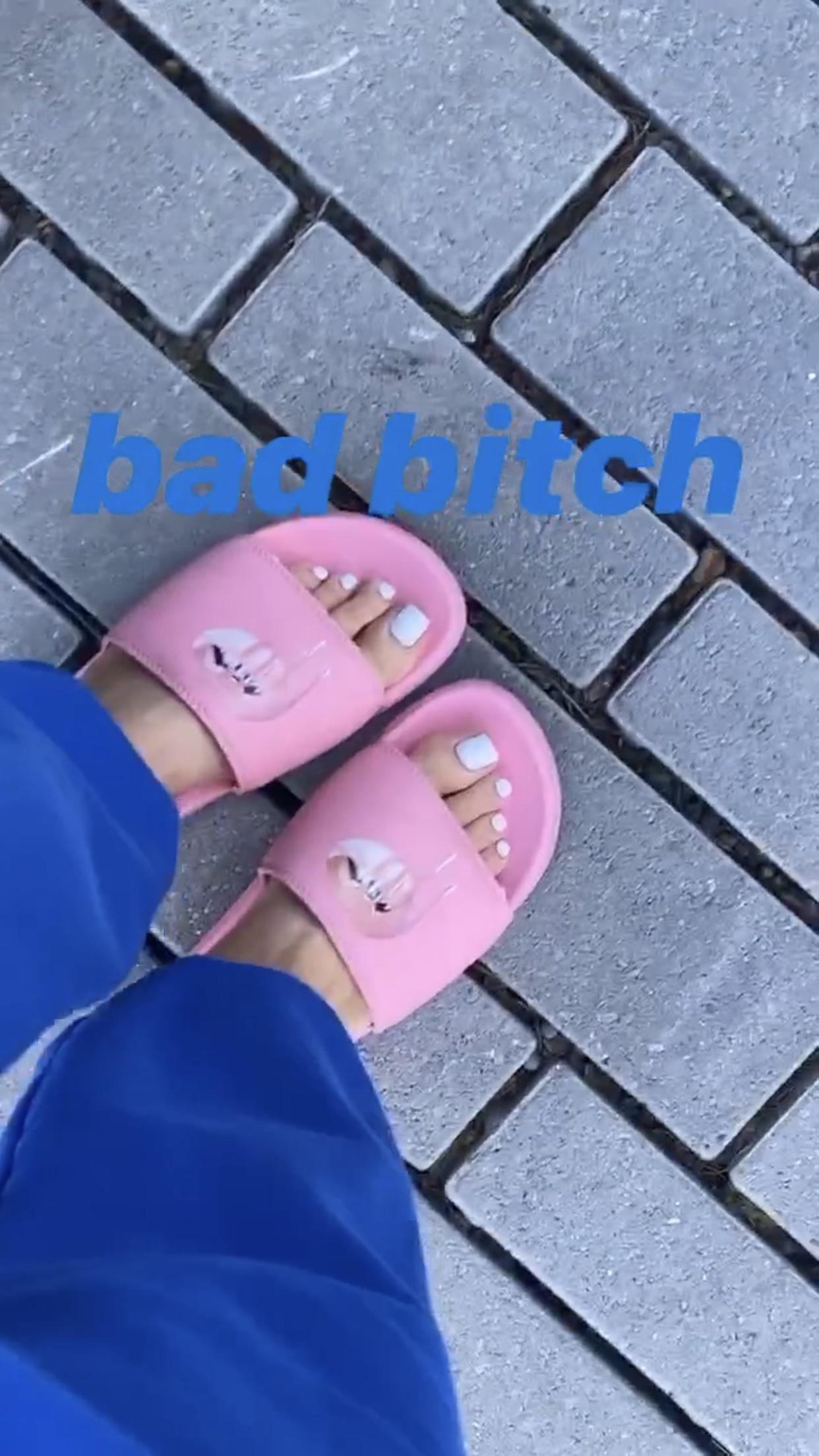 White Toes๐ Scrolller