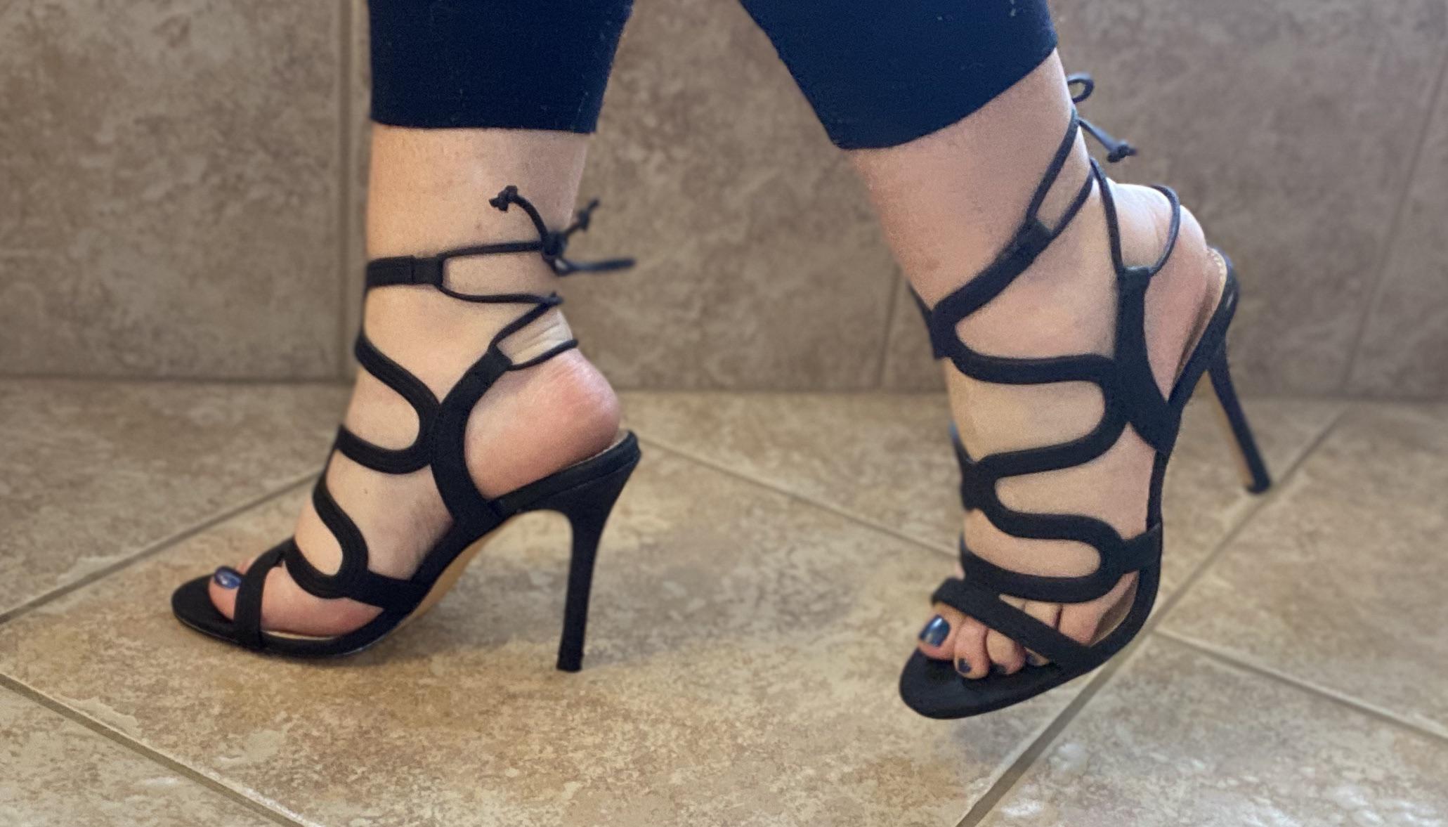 Who likes em black and strappy 😉 | Scrolller