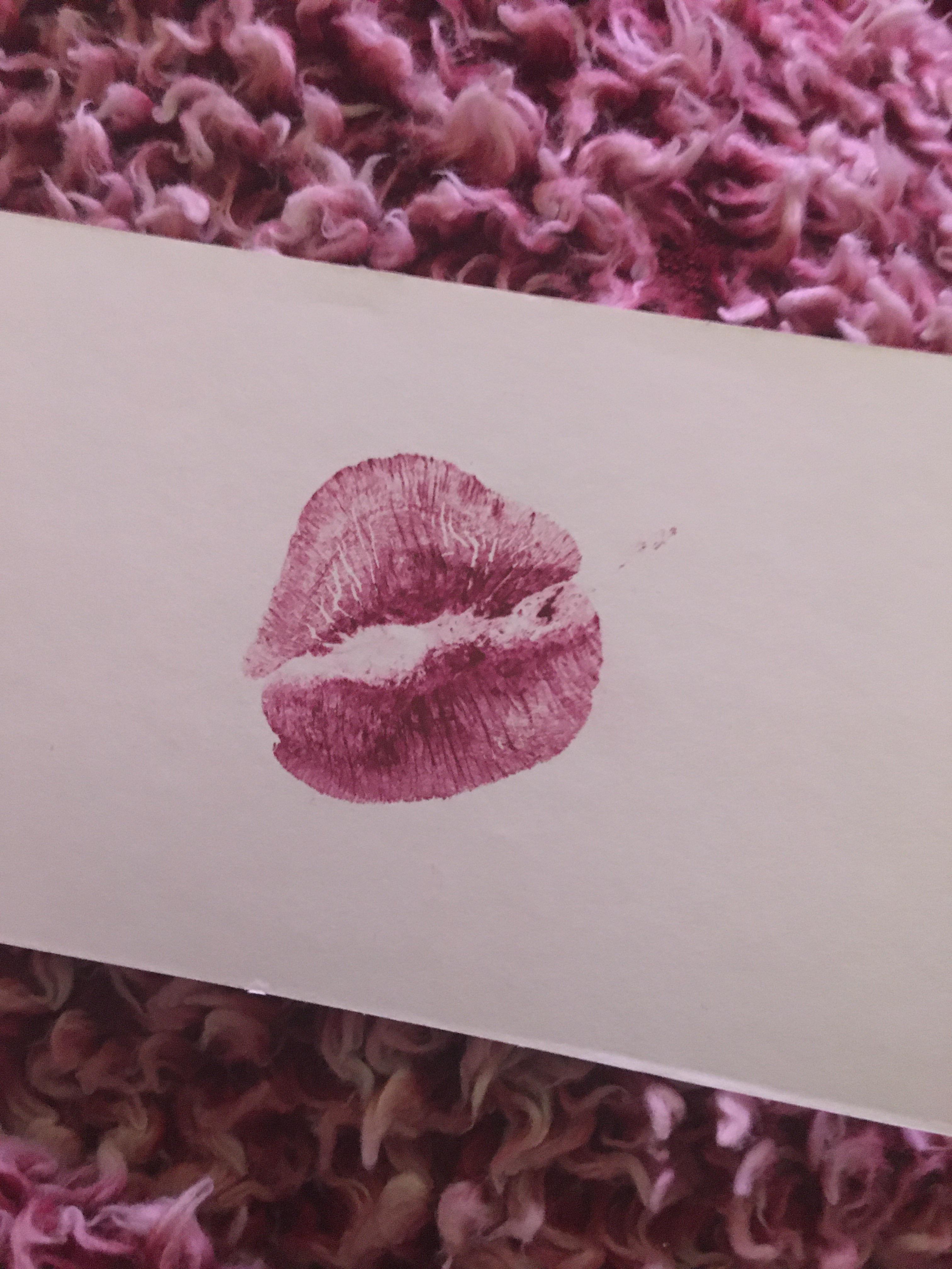 Who likes lipstick marks? | Scrolller