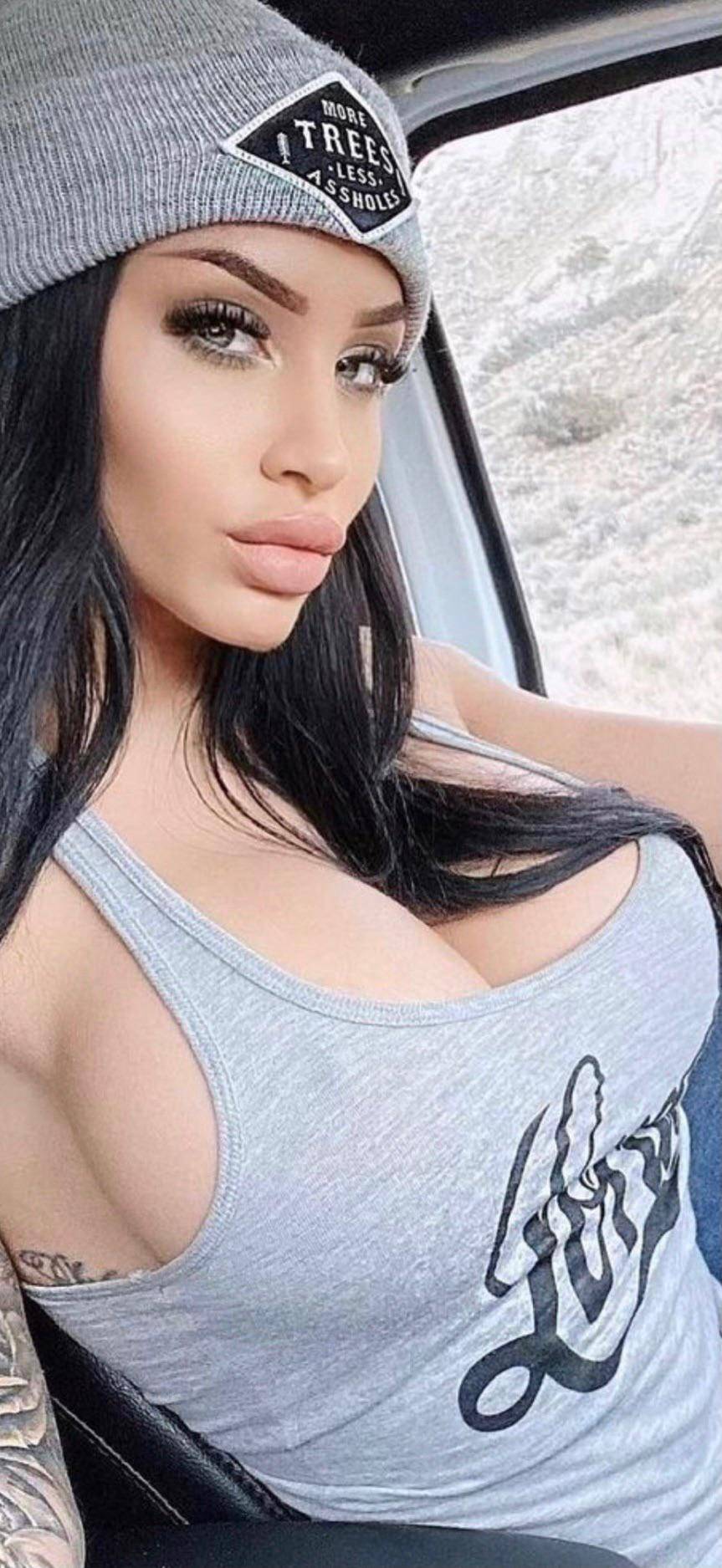 Who’s this gorgeous Lady? | Scrolller