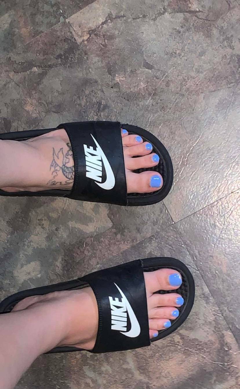 Who wants to help paint my toes? | Scrolller