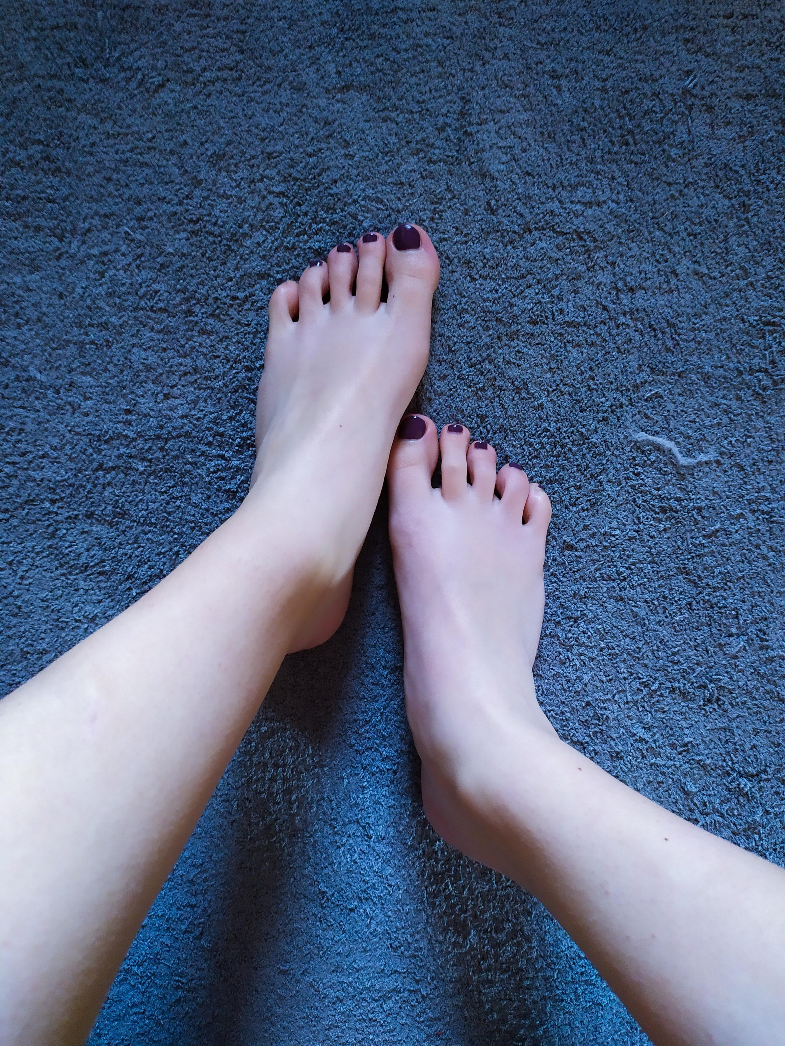 Who Wants To Lick My Feet 👅👣 Scrolller