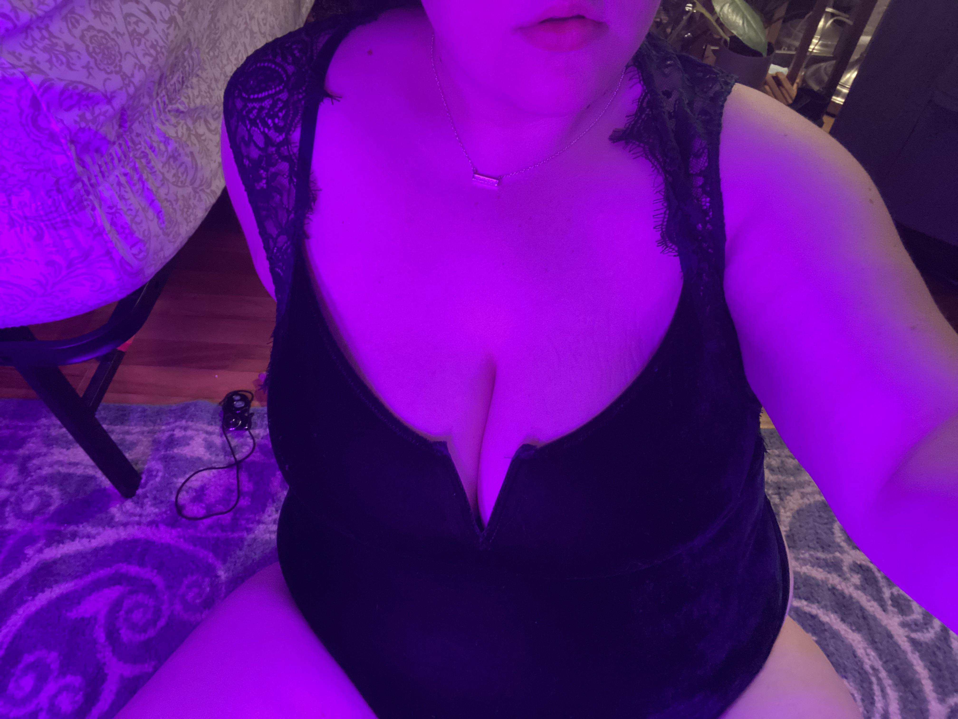 Who wants to undress me to see my tummy?👅 | Scrolller