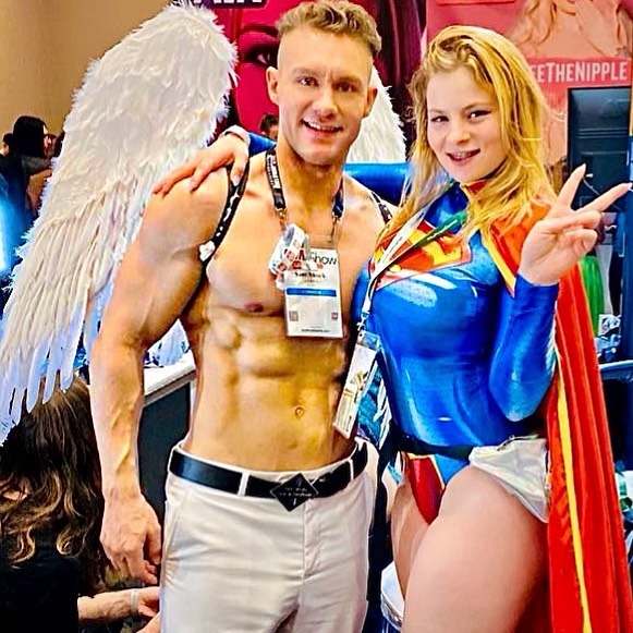 Who's the chick | Scrolller