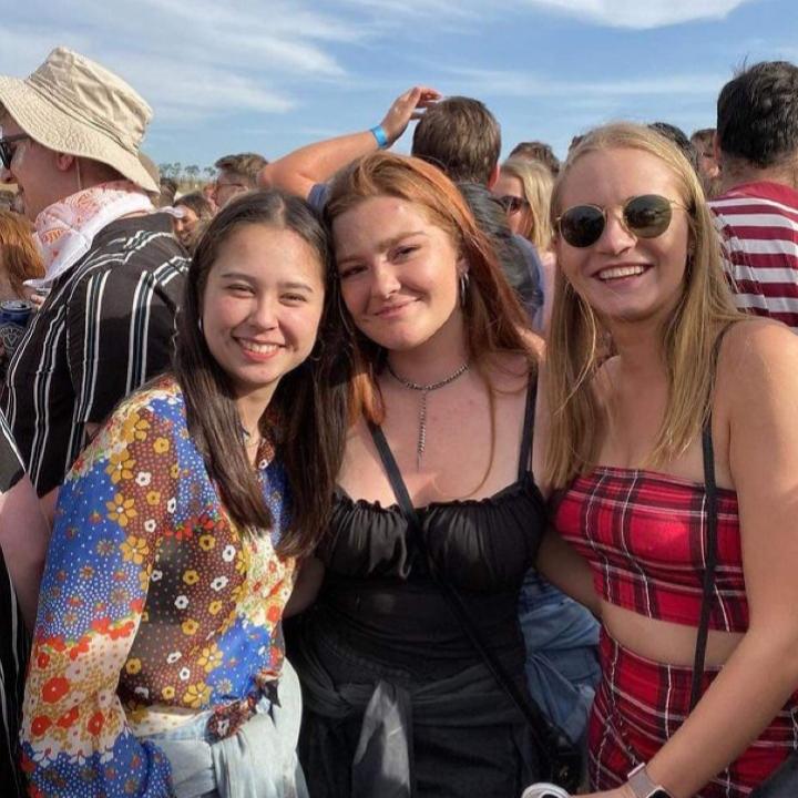 Whos the hotter slut | Scrolller