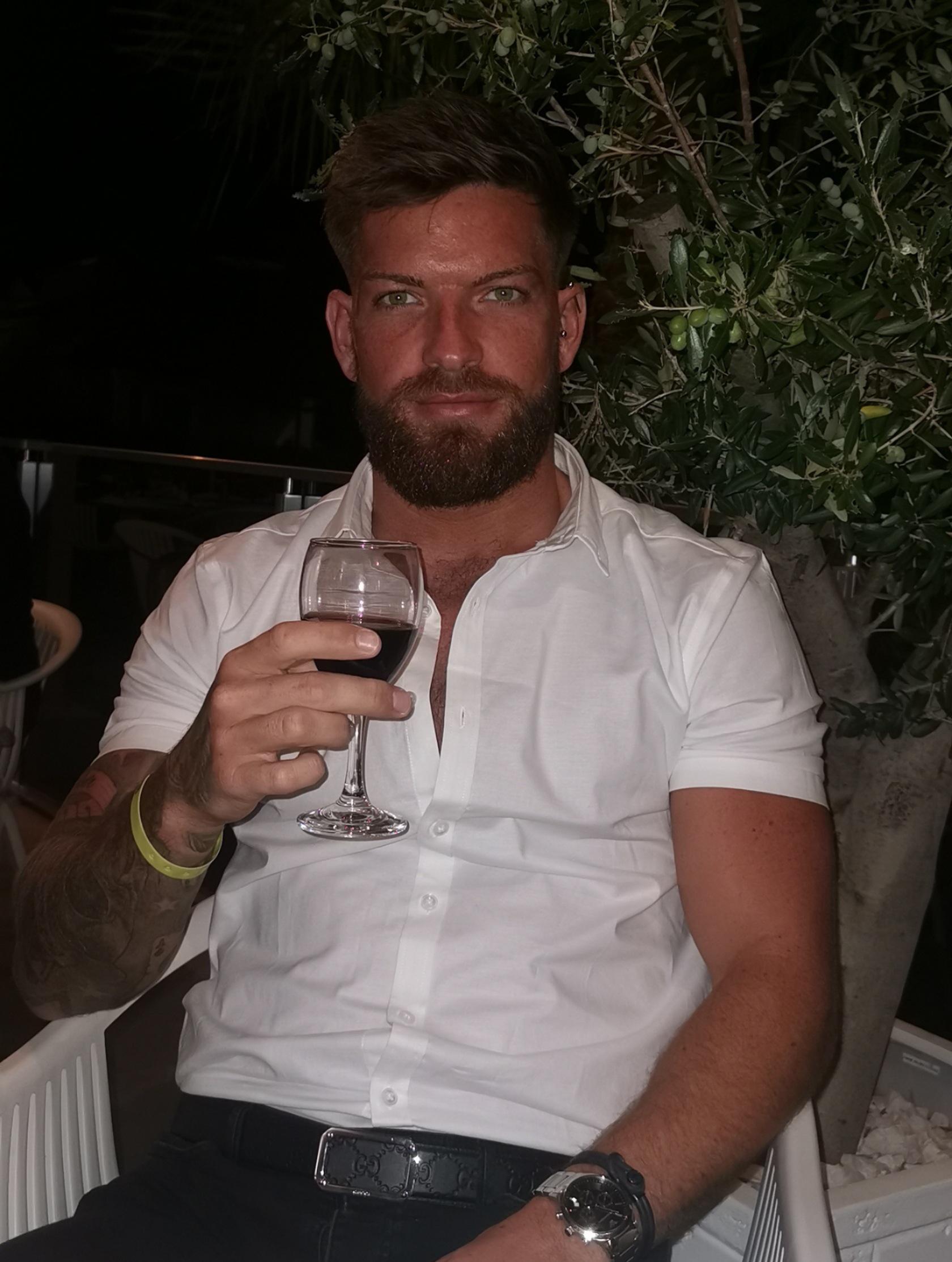 Wine and dine 🍷 | Scrolller