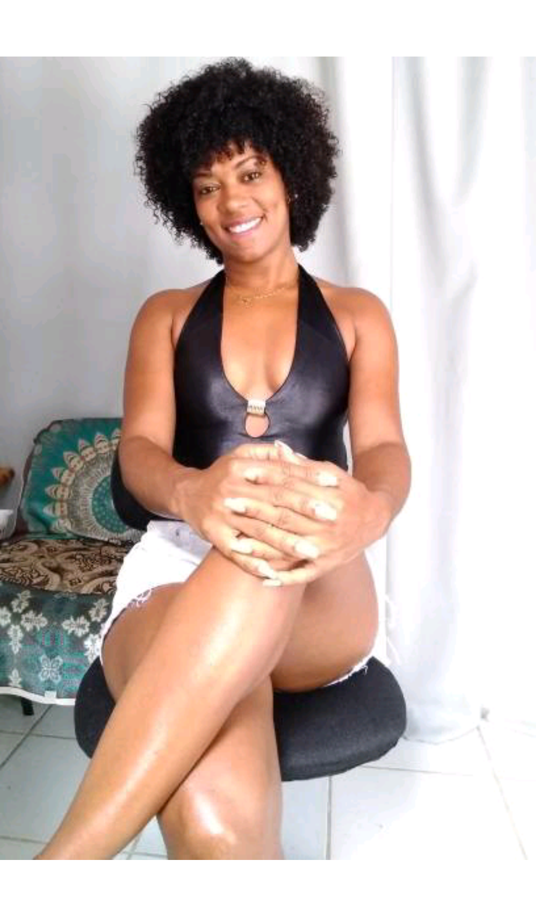 Woman With Sexy Crossed Legs | Scrolller