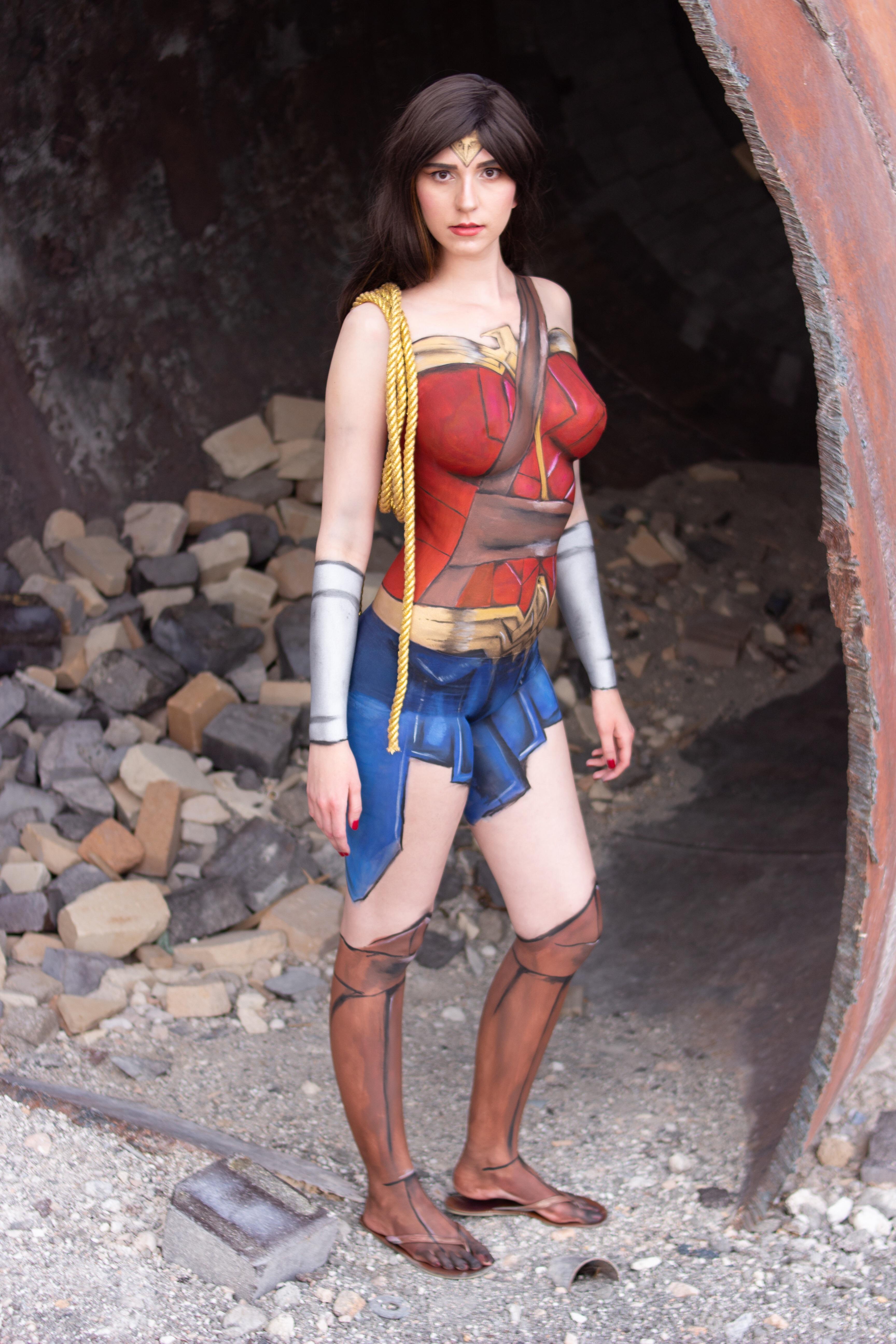 Wonder Woman body paint | Scrolller