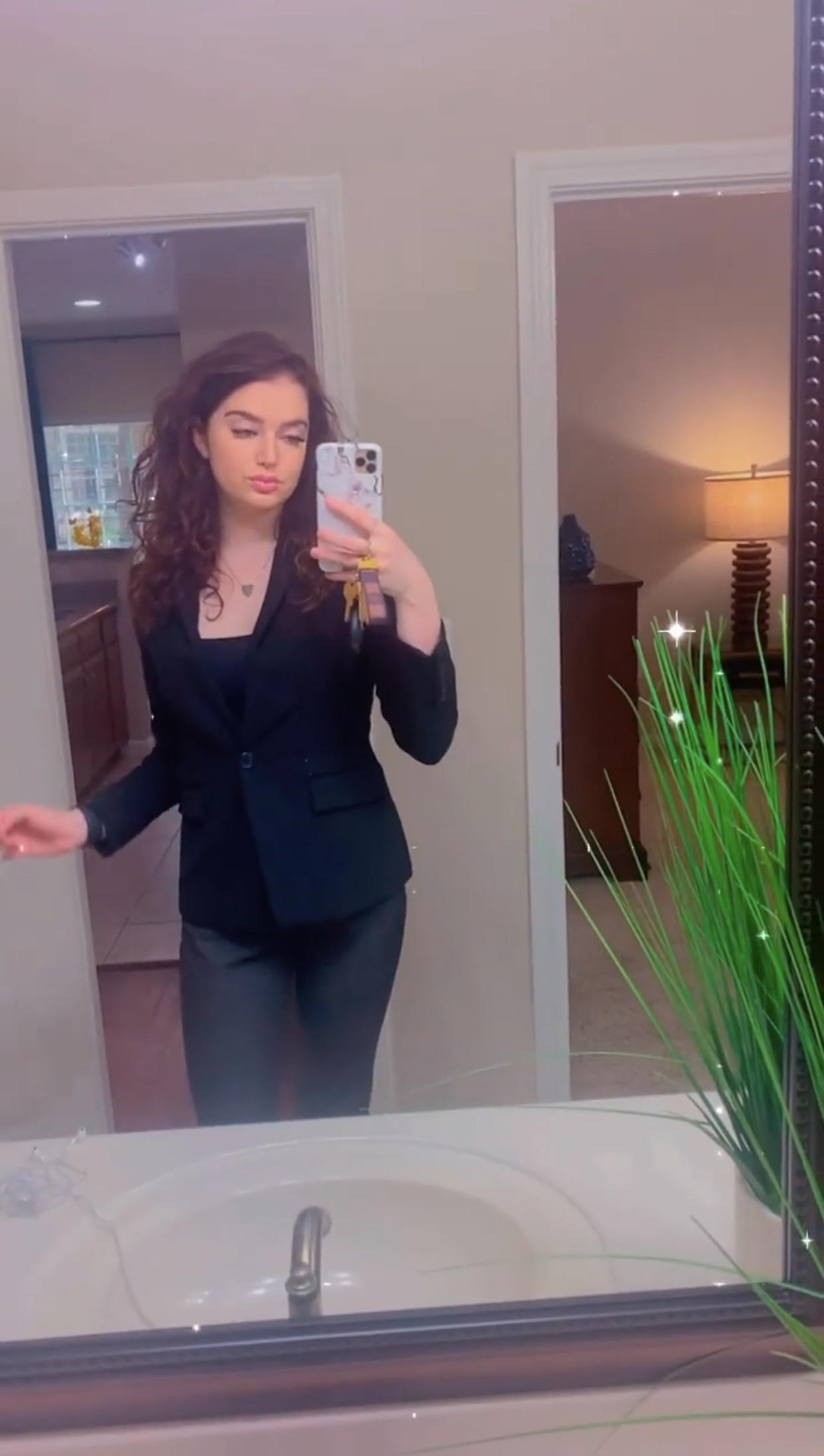 Work selfie!! (OVER 18) happy Friday 💖 almost the weekend | Scrolller