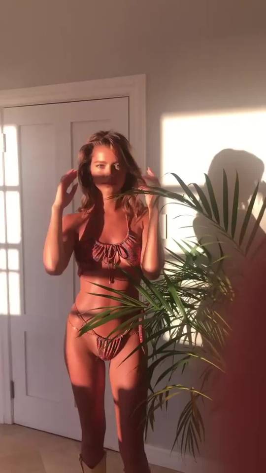 Working on her walk | Scrolller