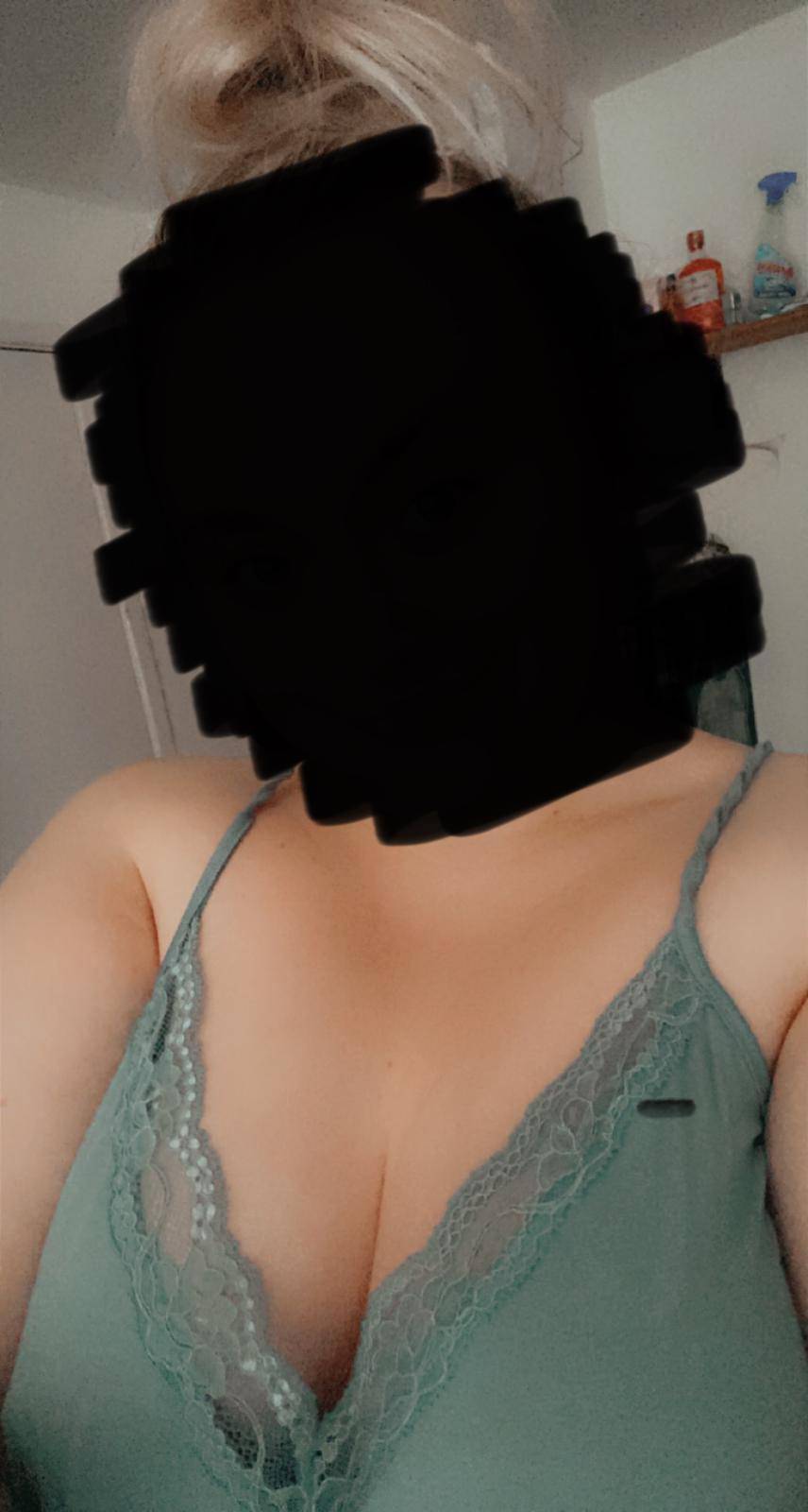 Would love someone to slide between her tits | Scrolller