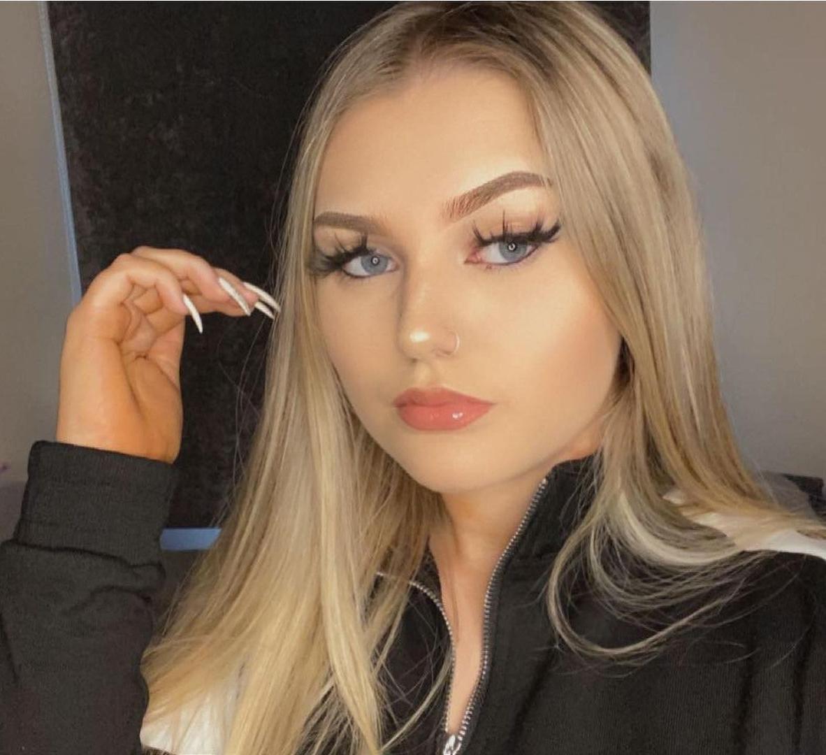 Would you cum on this face? | Scrolller