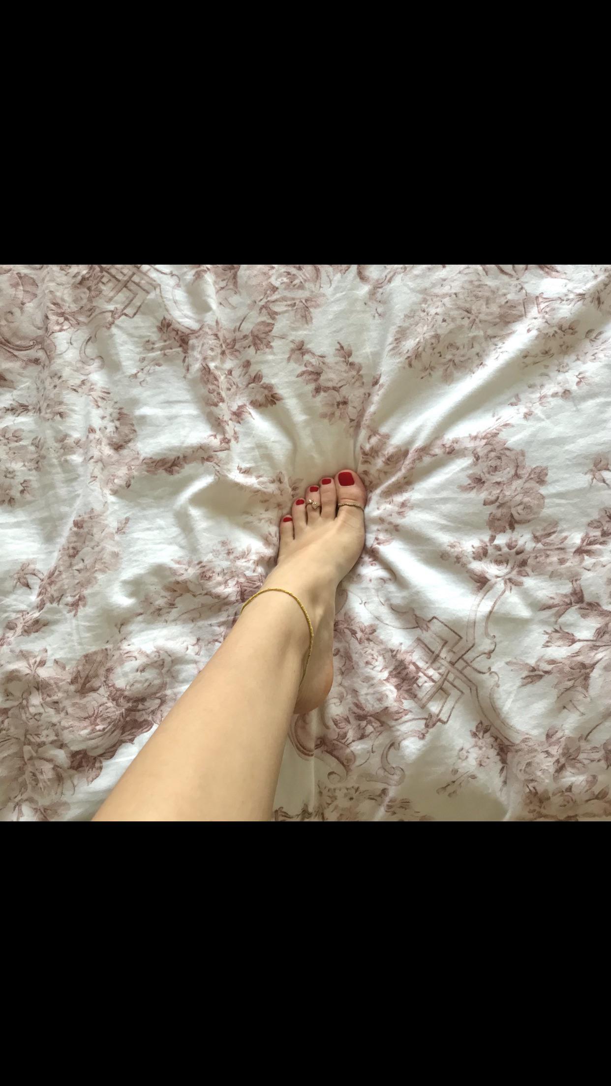 Would you like me stepping down on your chest like this 😈😈🤤 | Scrolller