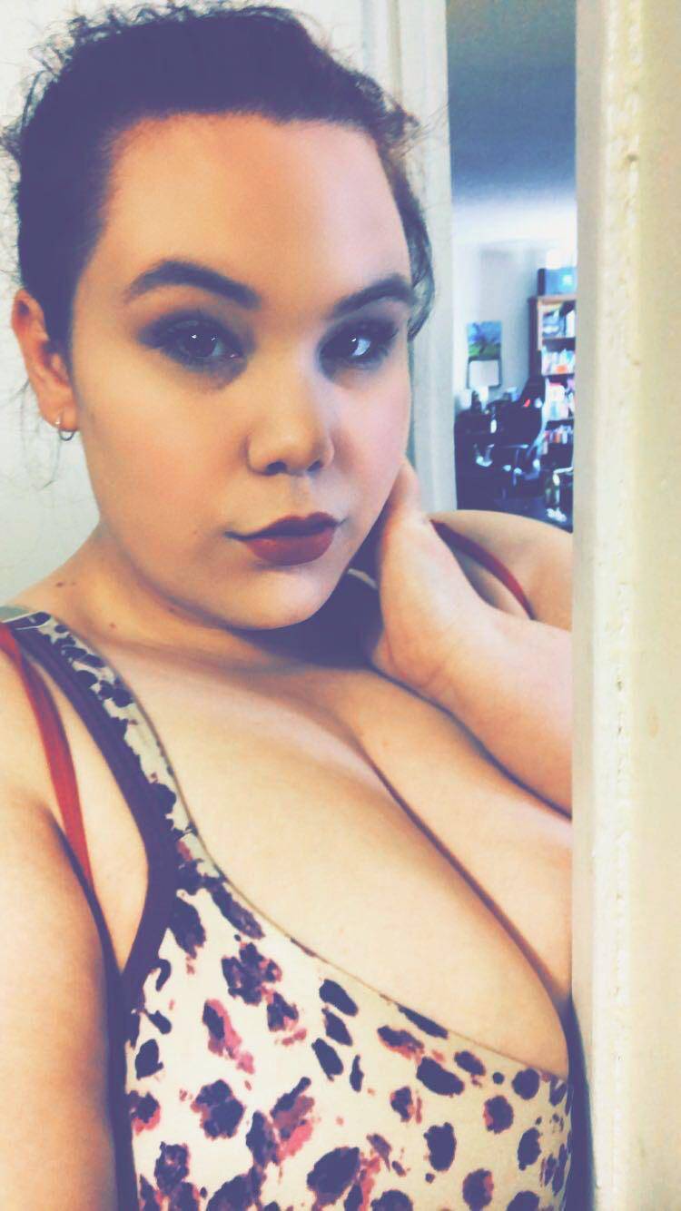 Would you make me feel special? ☺️💋 | Scrolller