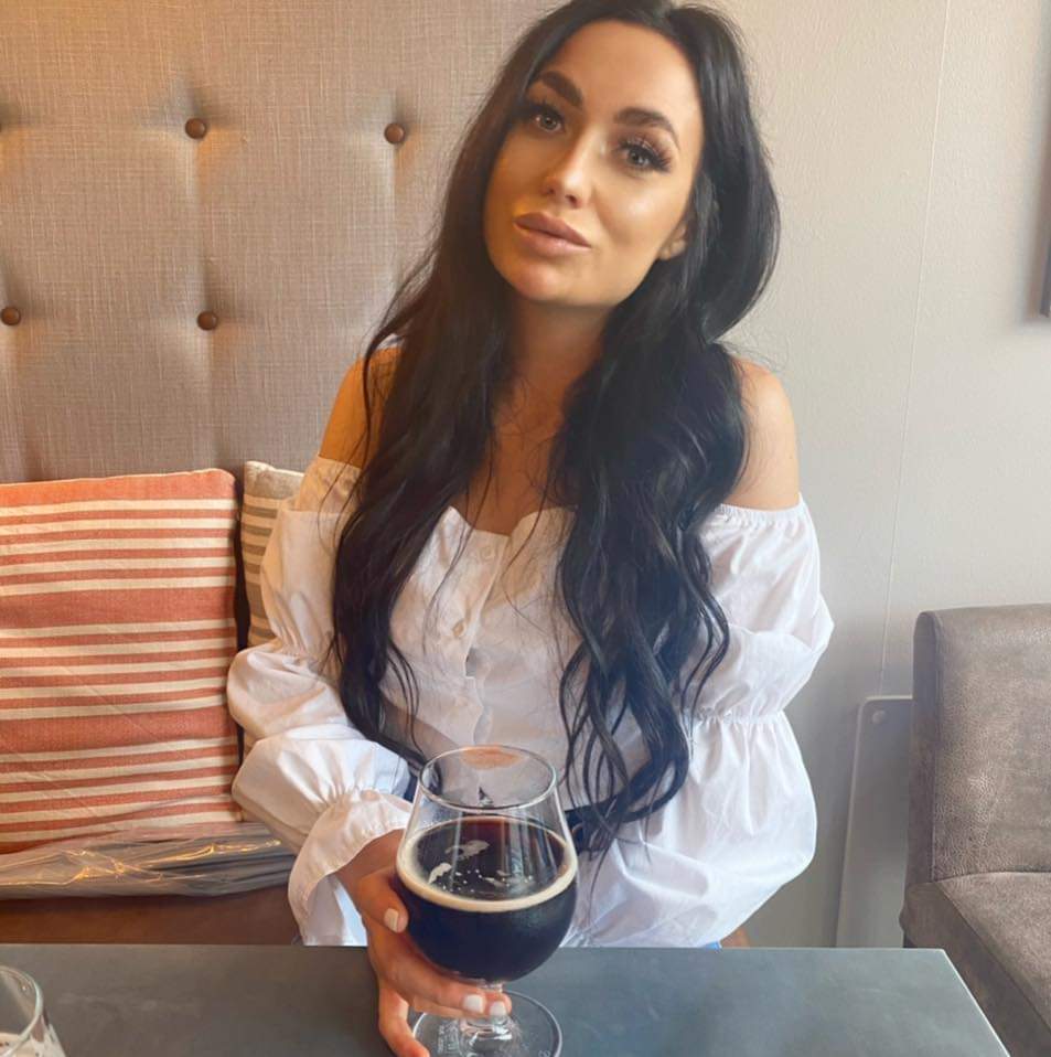 Wouldn't mind sharing a drink with her | Scrolller