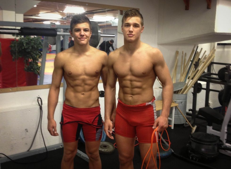 Wrestling twins | Scrolller