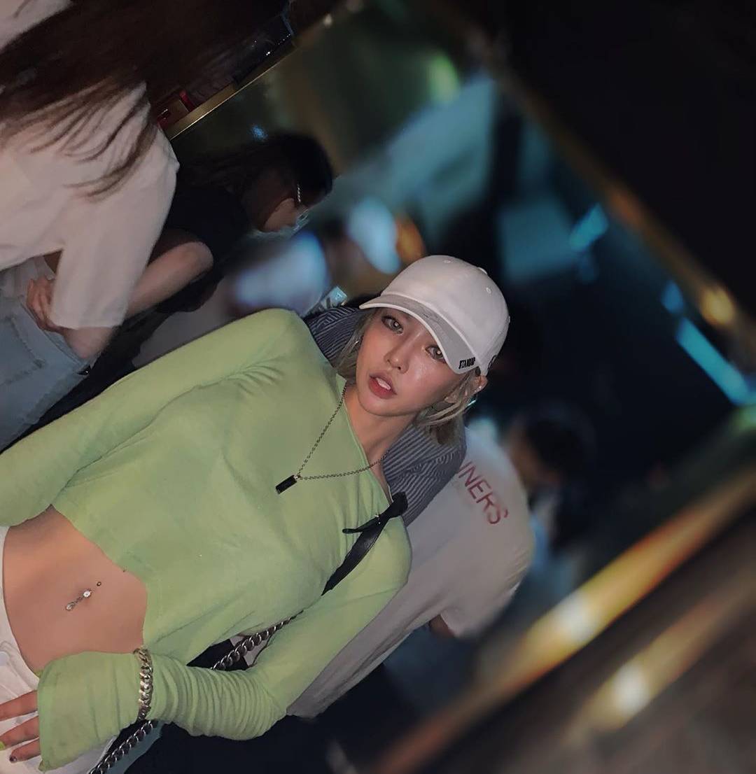 Xia Showing Off Her Beautiful Belly Button | Scrolller