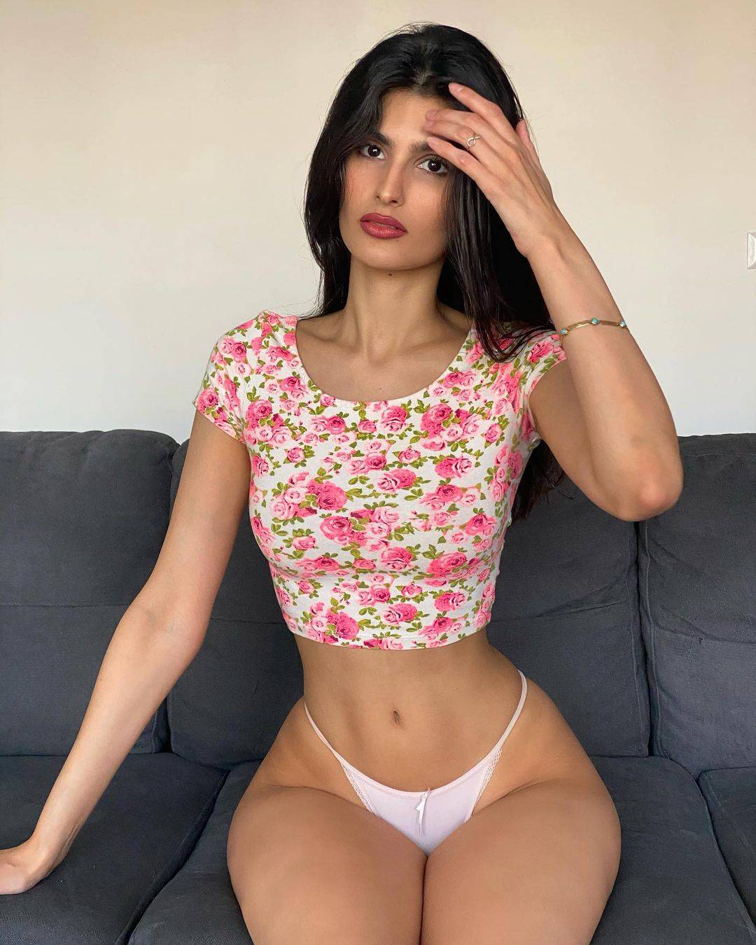 Yael Aris Unbelievable hip to waist ratio | Scrolller