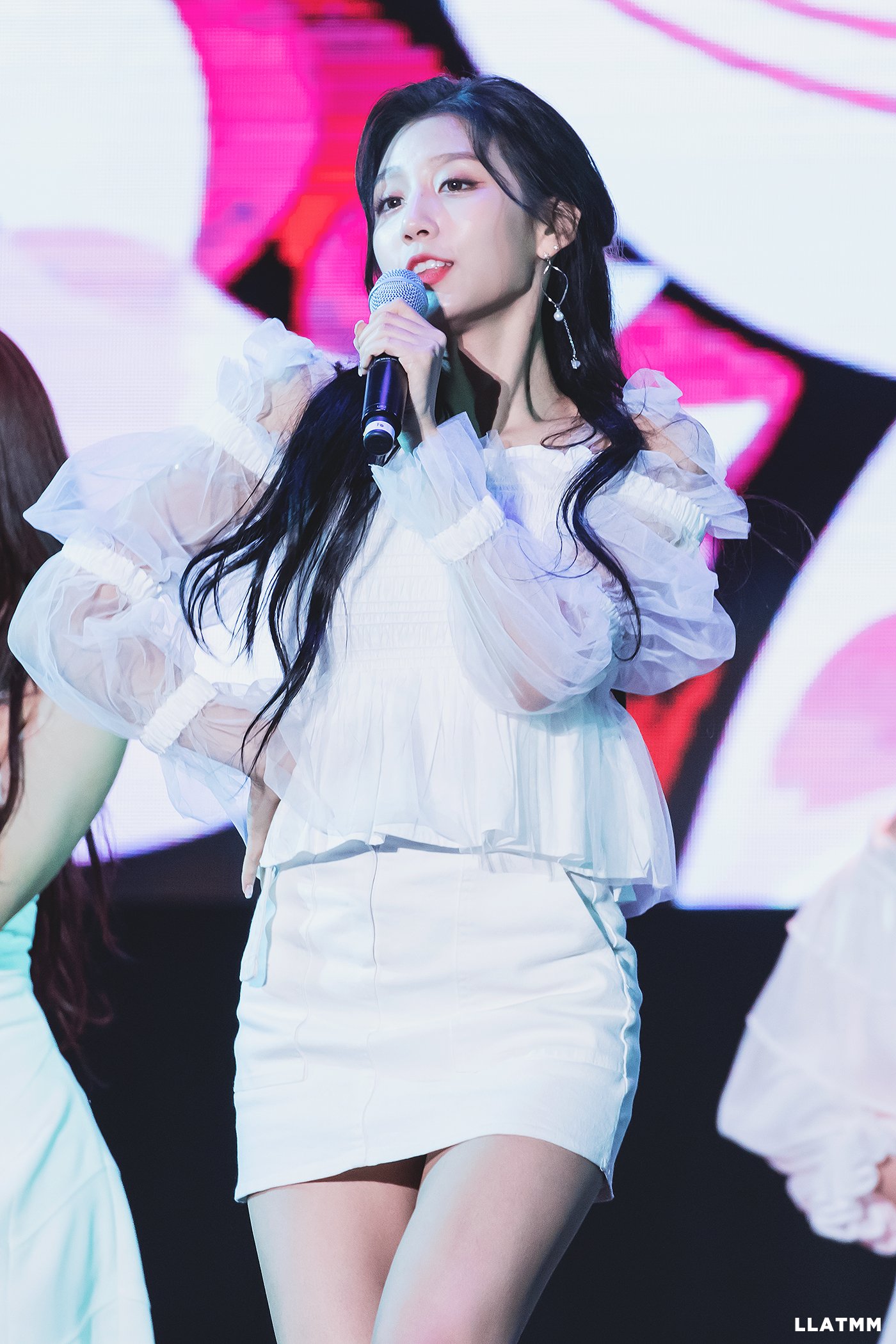 Yein pose | Scrolller