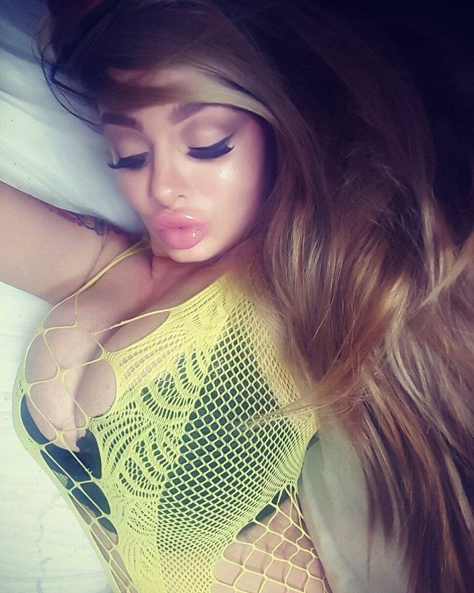 Yellow fishnets | Scrolller