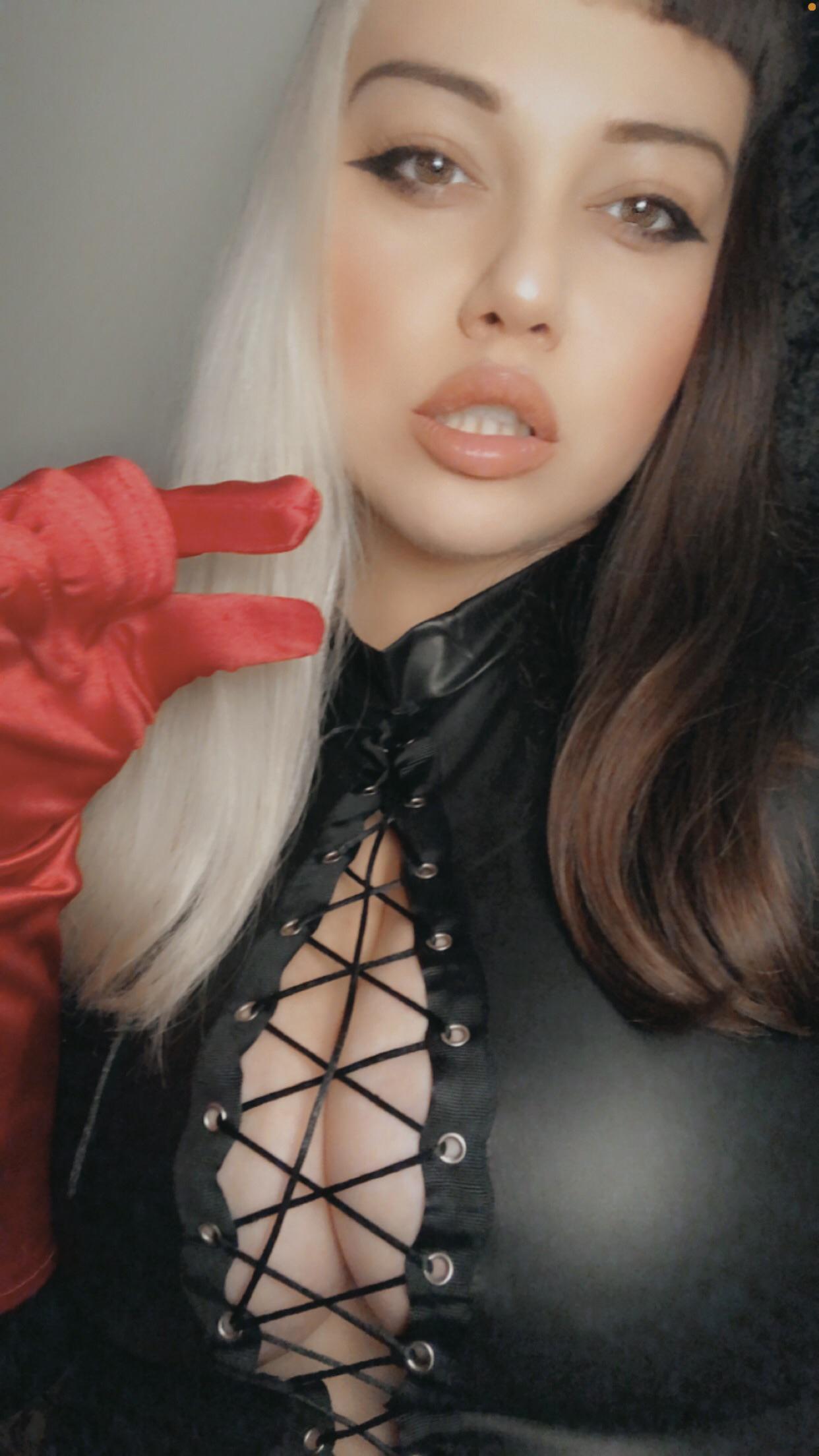 You love serving me and worshipping my perfect body while your little dicklet gets locked up ...