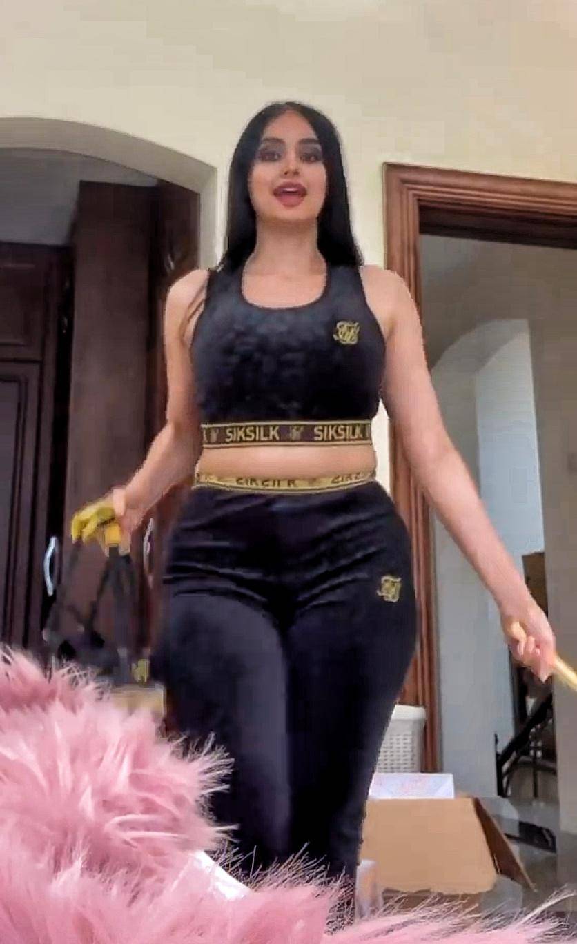 You See Walking Towards Youwhat Do You Do😏 Scrolller