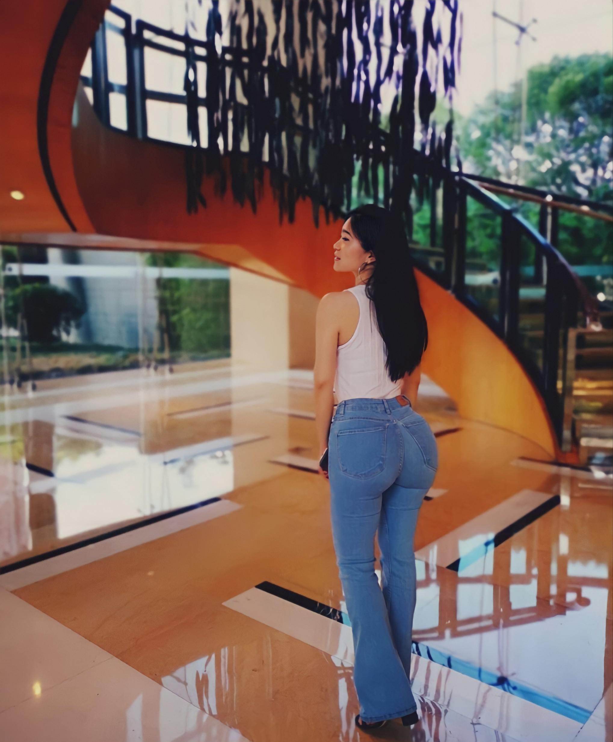 Nice ass in flare jeans | Scrolller
