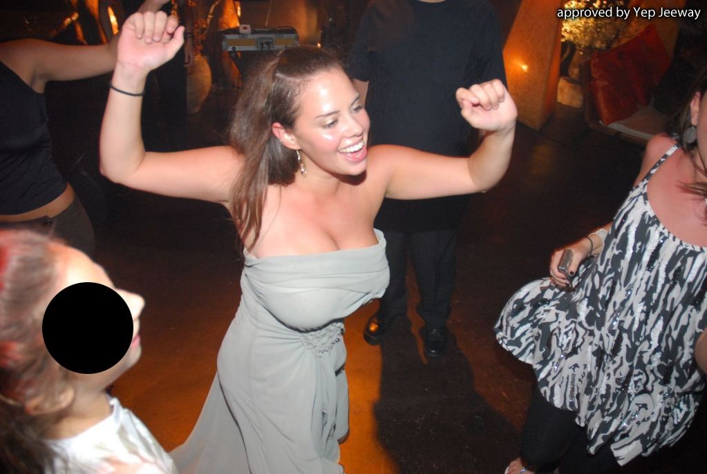 Young lady with huge naturals dancing drunk at a wedding | Scrolller
