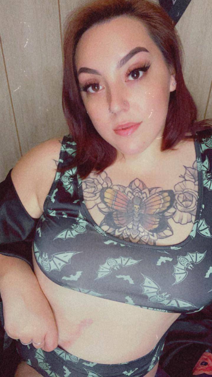 your favorite goth princess 👑 would you kiss me? y/n? ⬇️⬇️💖 | Scrolller