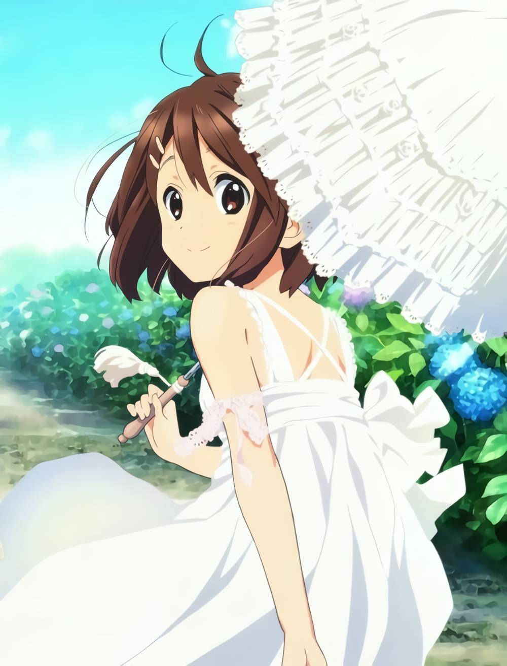 Yui looking amazing in her dress! | Scrolller