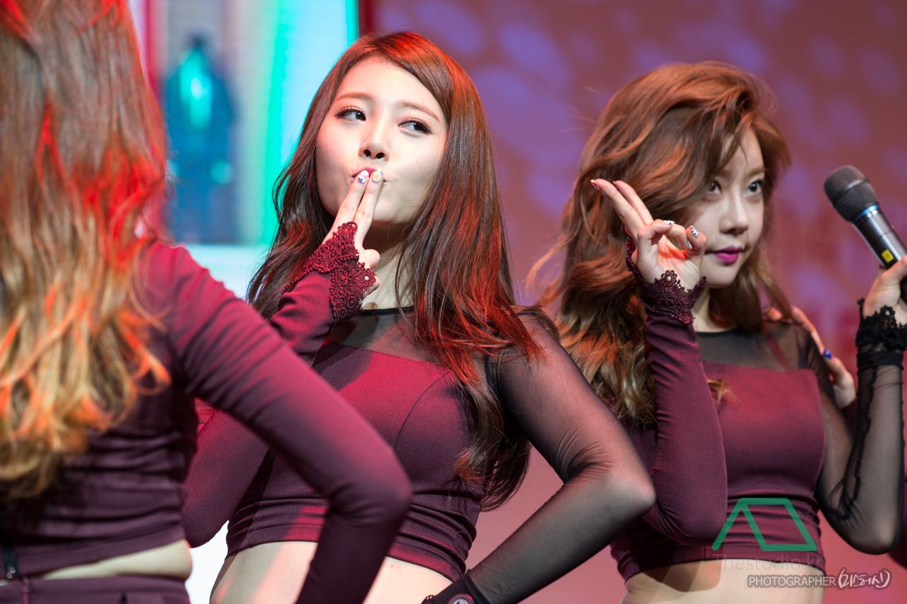 Yura with a bonus blurry Sojin | Scrolller