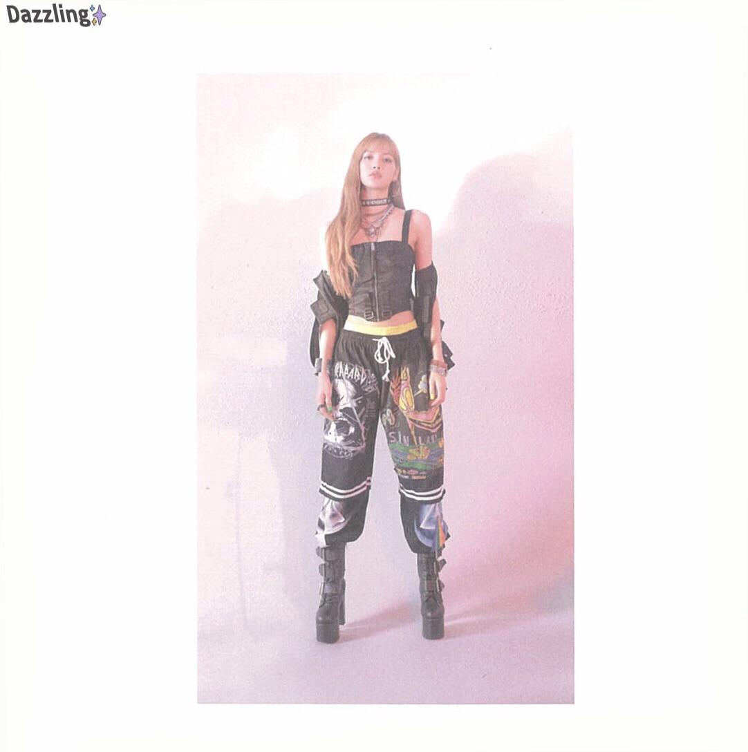 180615 Lisa | Scrolller