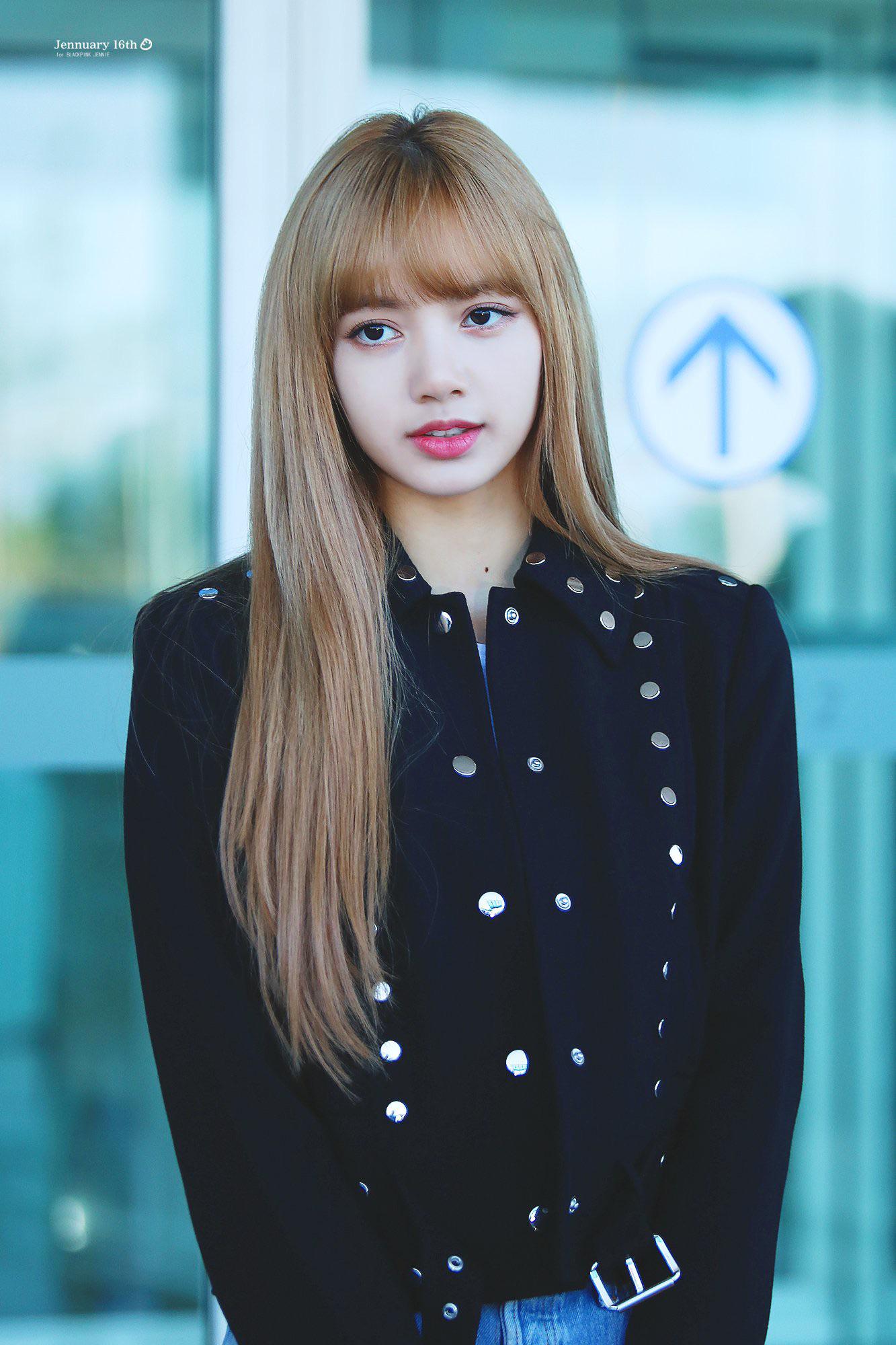180908 Lisa | Scrolller