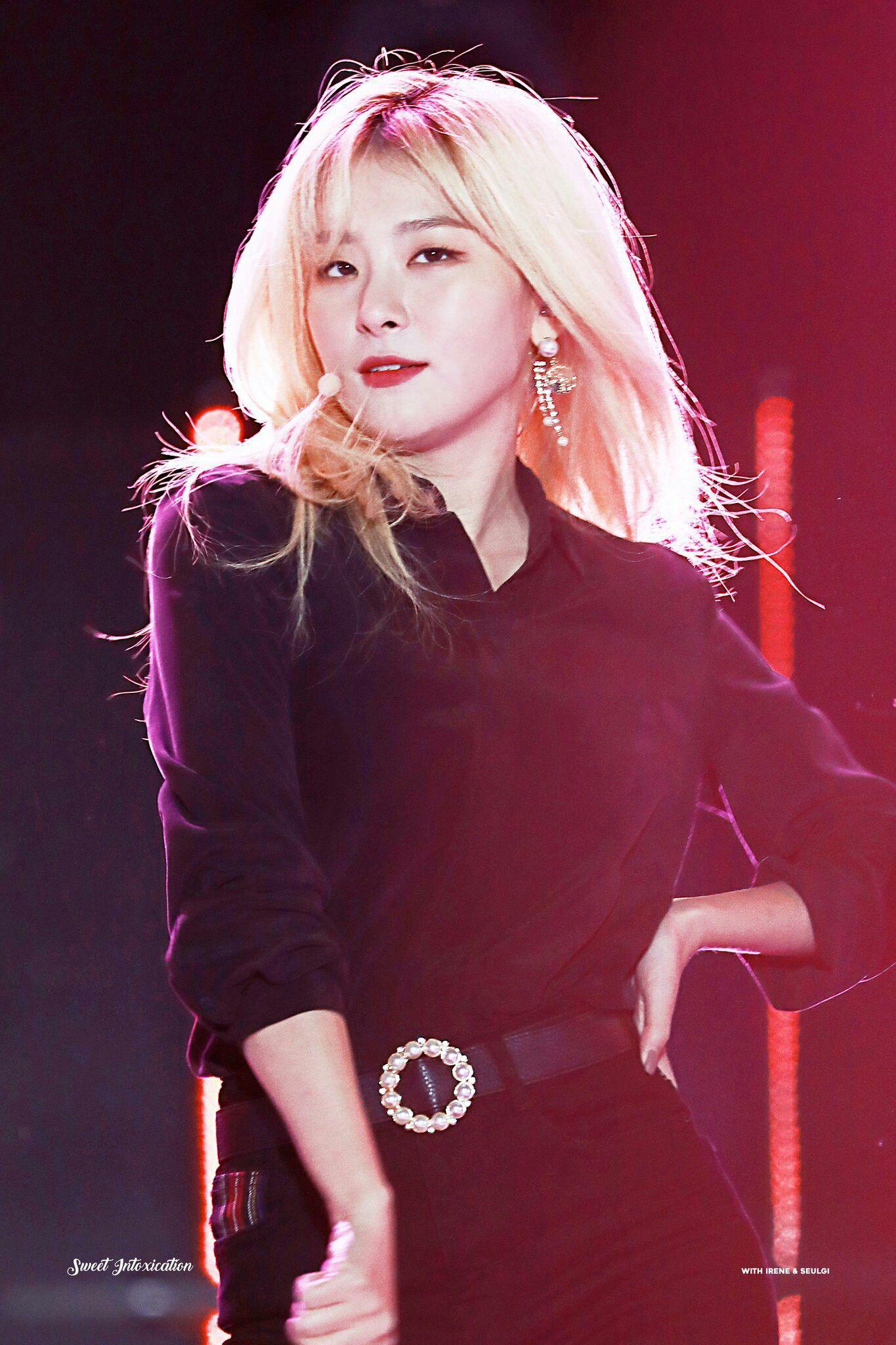 181104 Seulgi | Scrolller