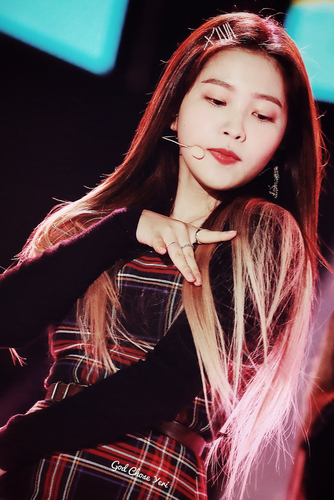 181104 Yeri | Scrolller