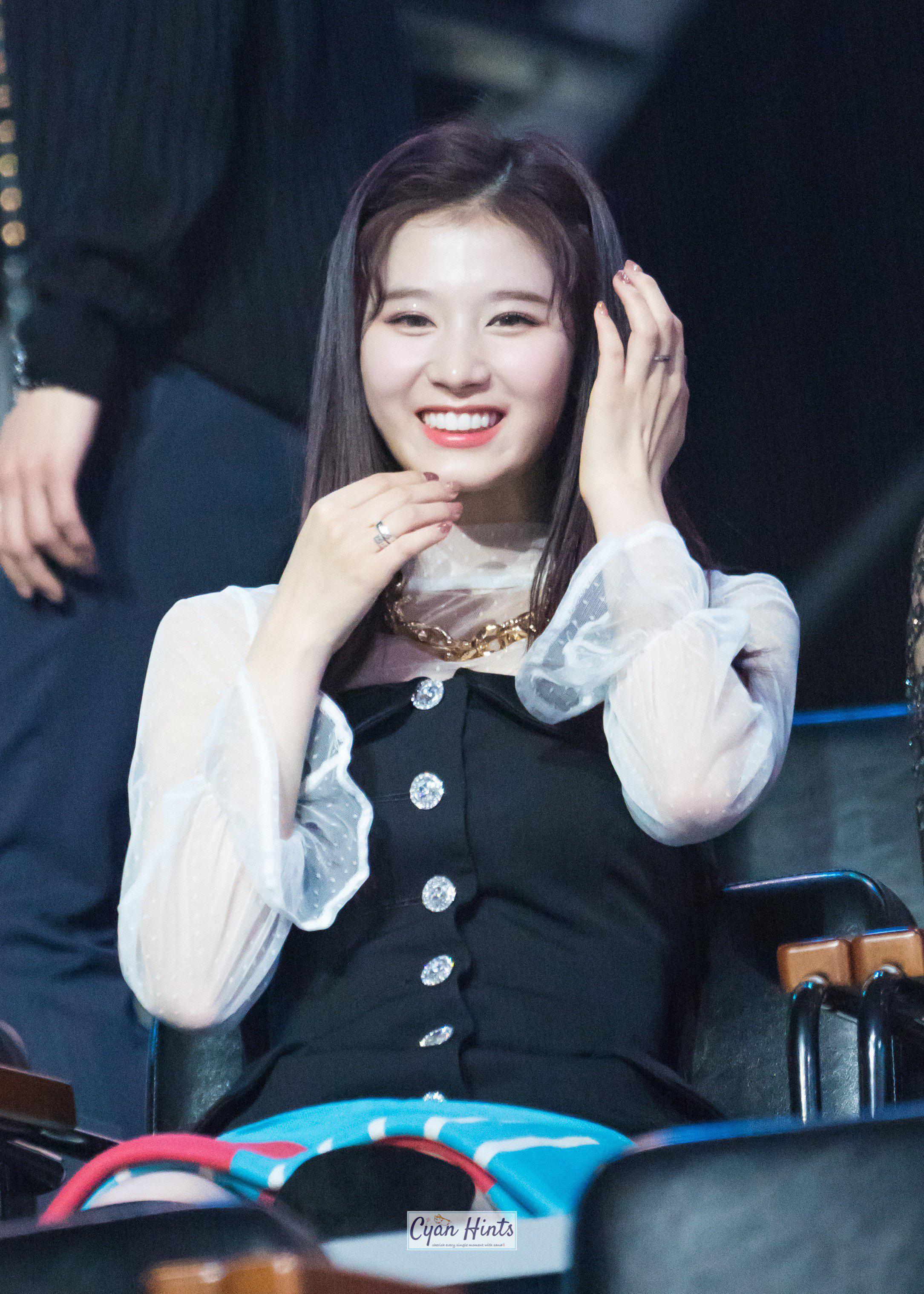 190106 Sana | Scrolller