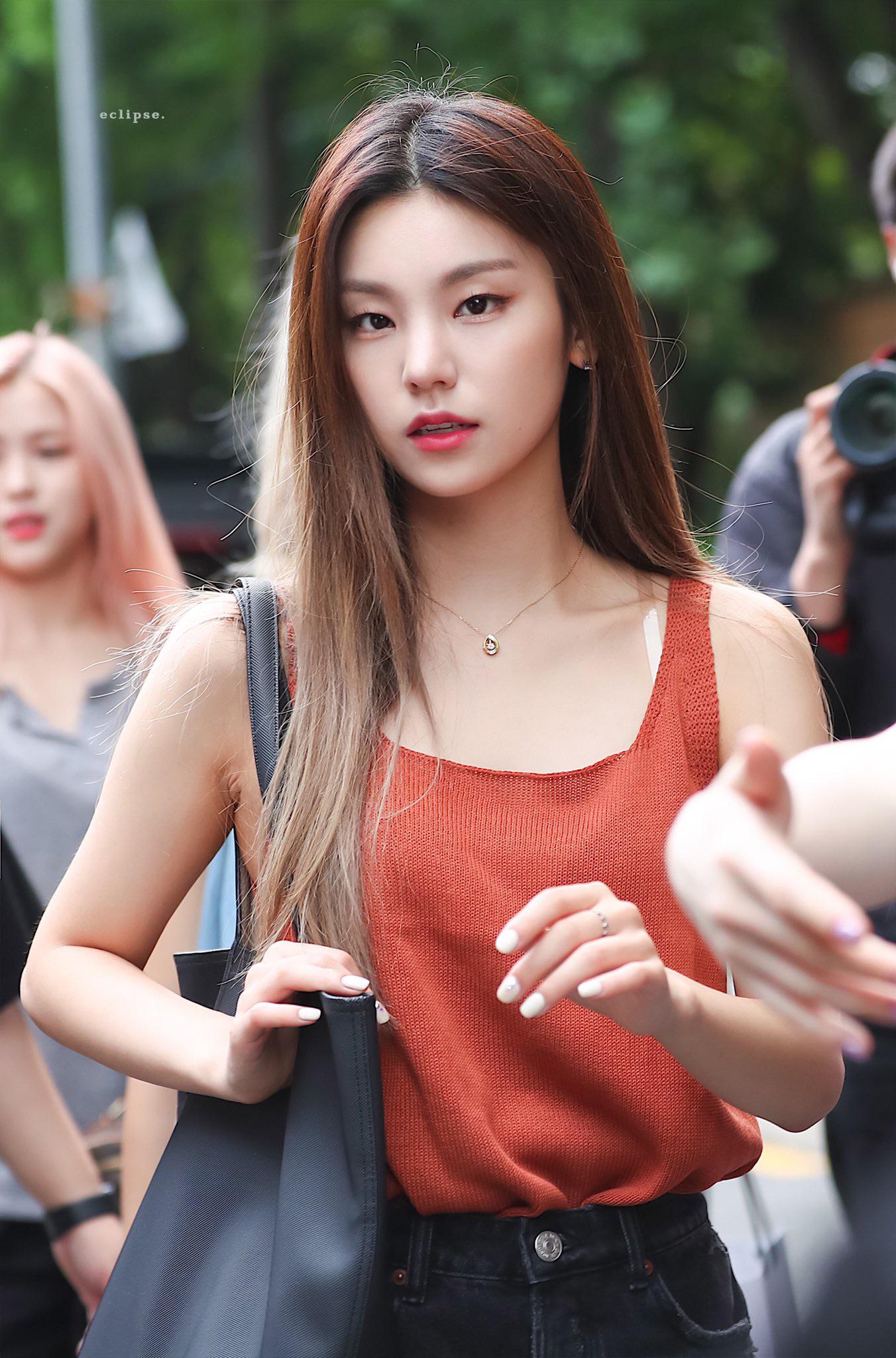 190809 Yeji | Scrolller