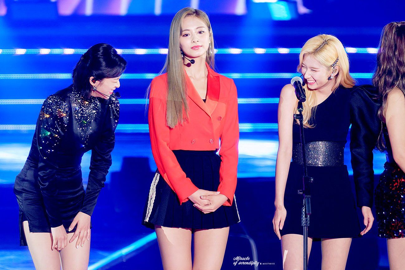 190822 - Jeongyeon & Sana laughing while Tzuyu is being Tzuyu | Scrolller