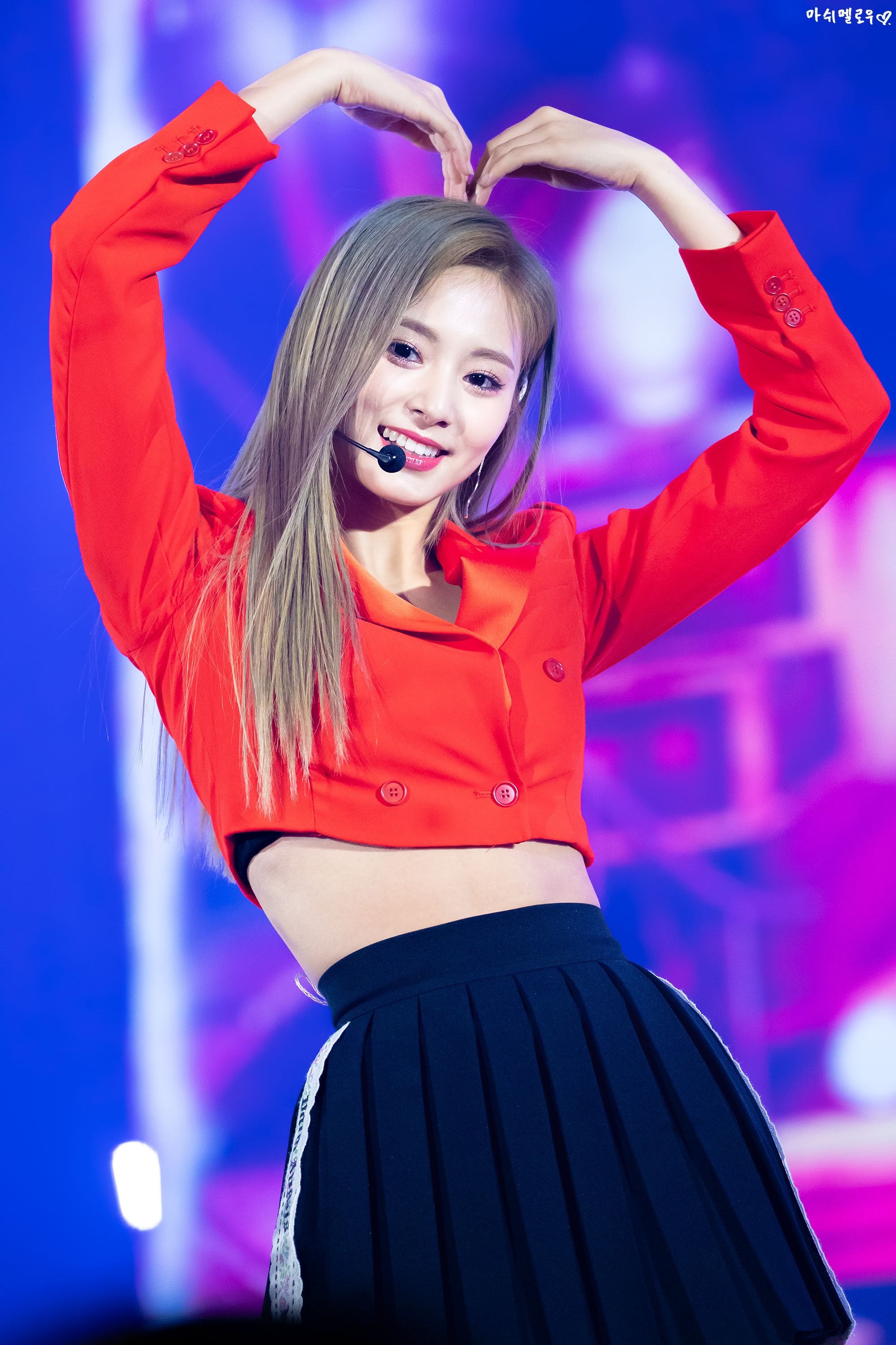 190822 - Tzuyu with a ️ | Scrolller