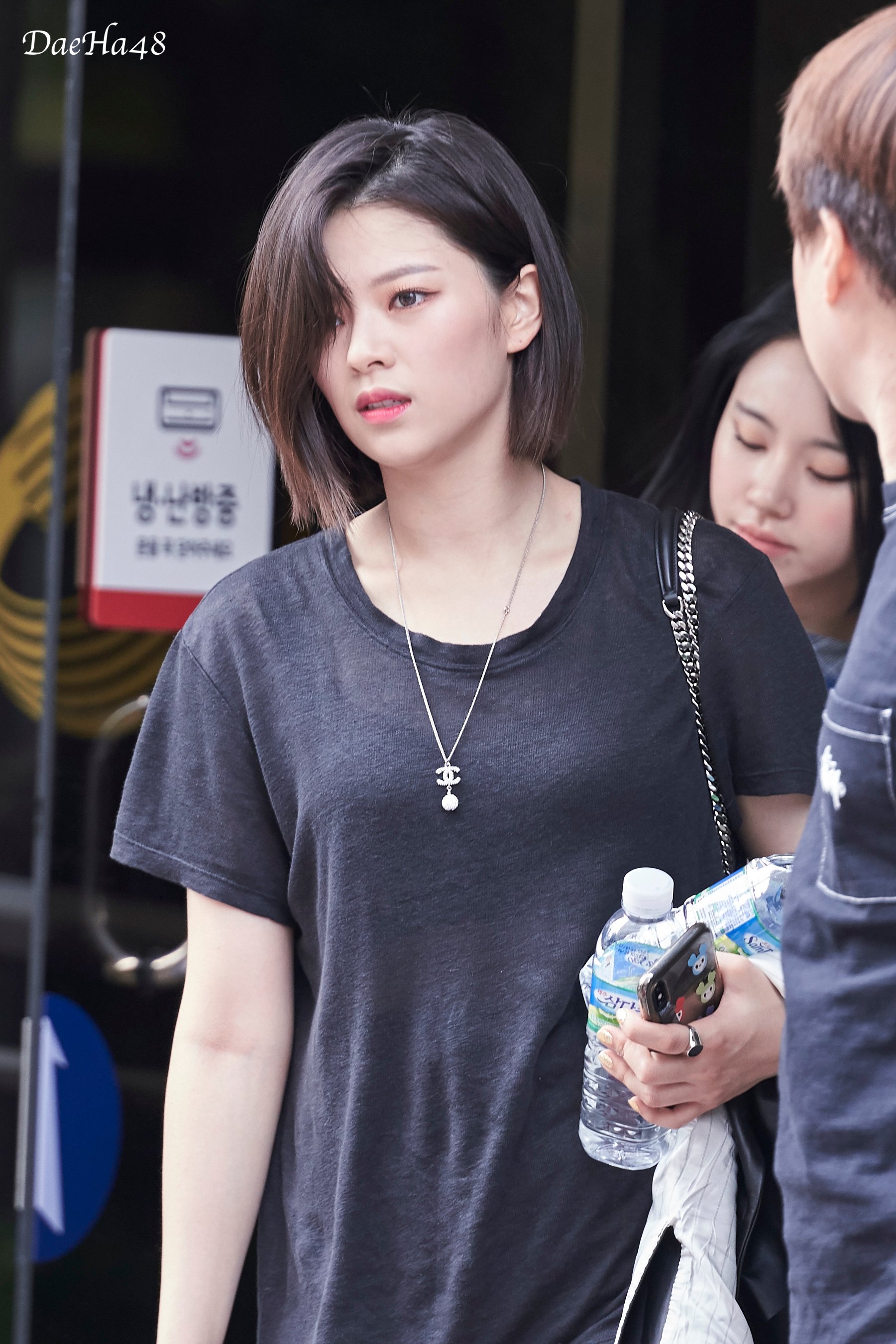 190927 - Insanely beautiful Jeongyeon (ft. Chaeyoung) | Scrolller